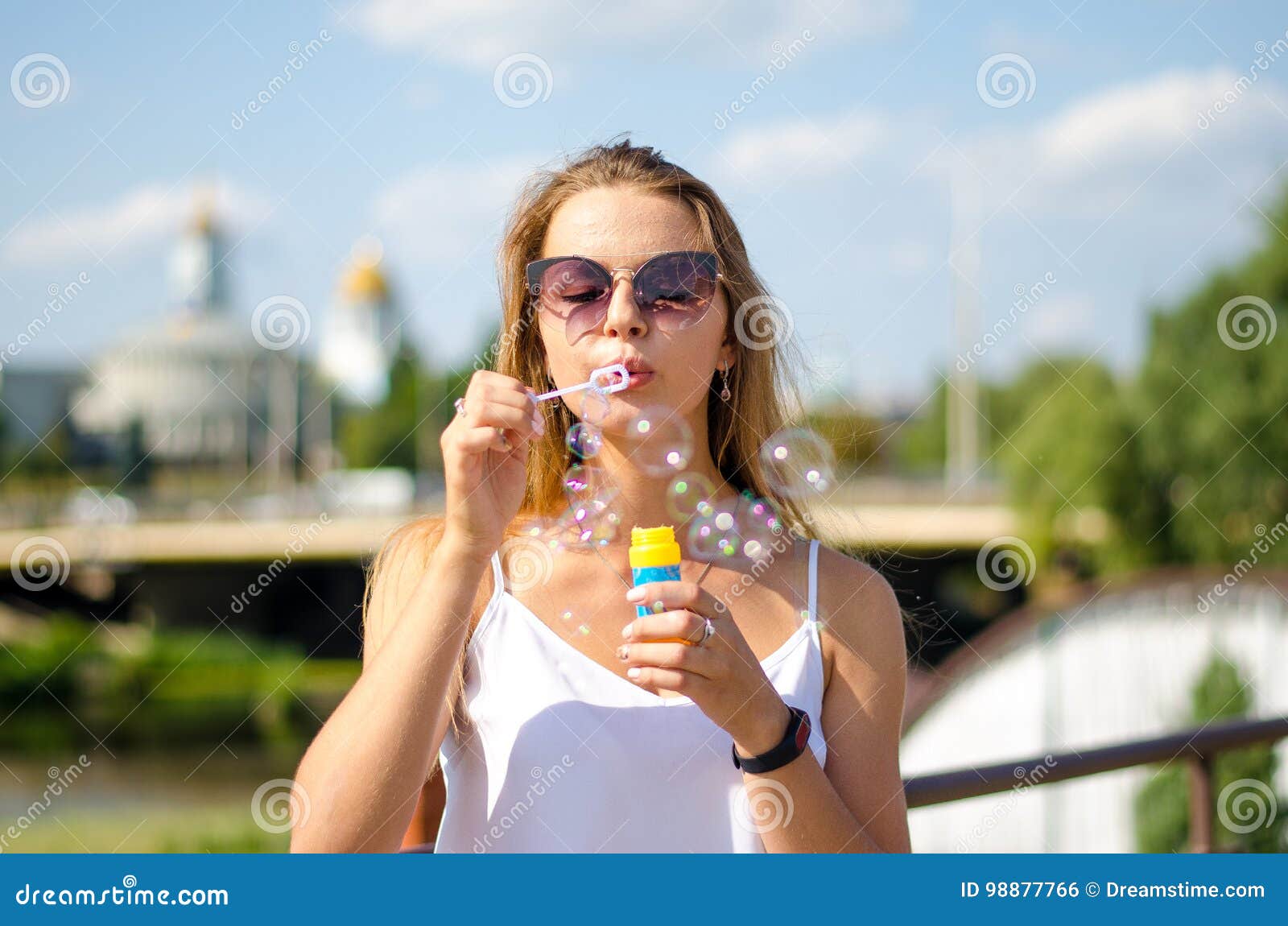 La Ragazza Sta Soffiando Le Bolle Fotografia Stock - Immagine di ...