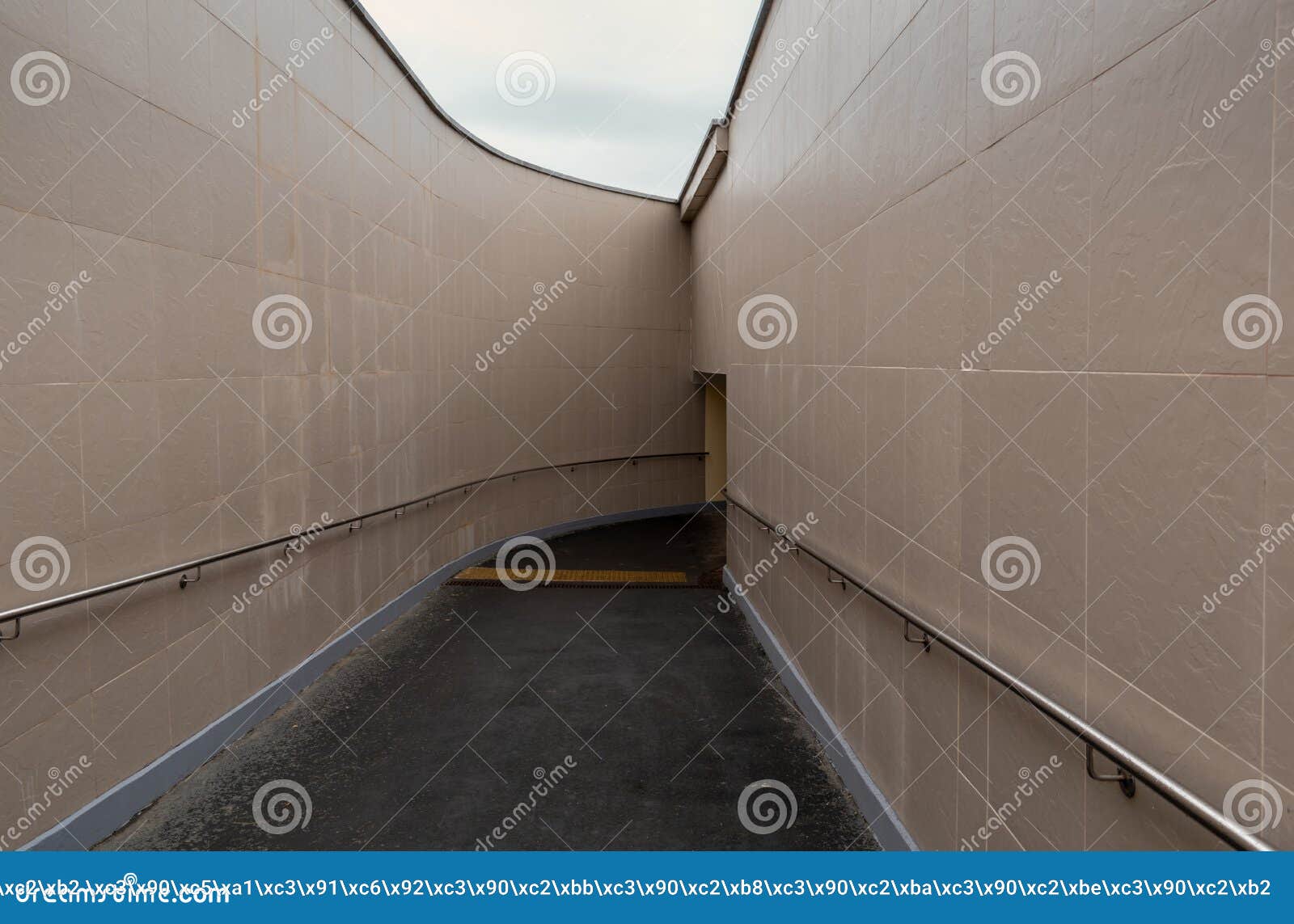 La Rampe Du Passage Souterrain Image stock - Image du dépasser, élevé ...