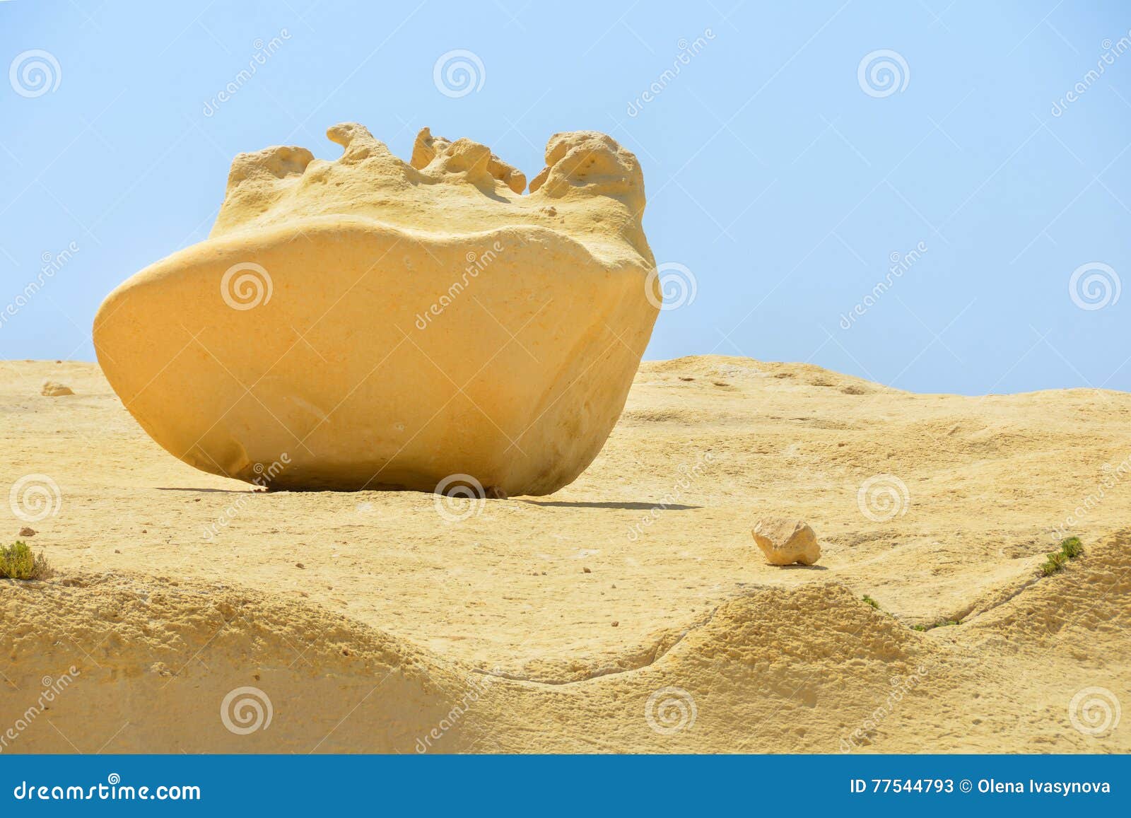 La Roca Lisa Grande De La Arena Imagen de archivo - Imagen de guijarro ...