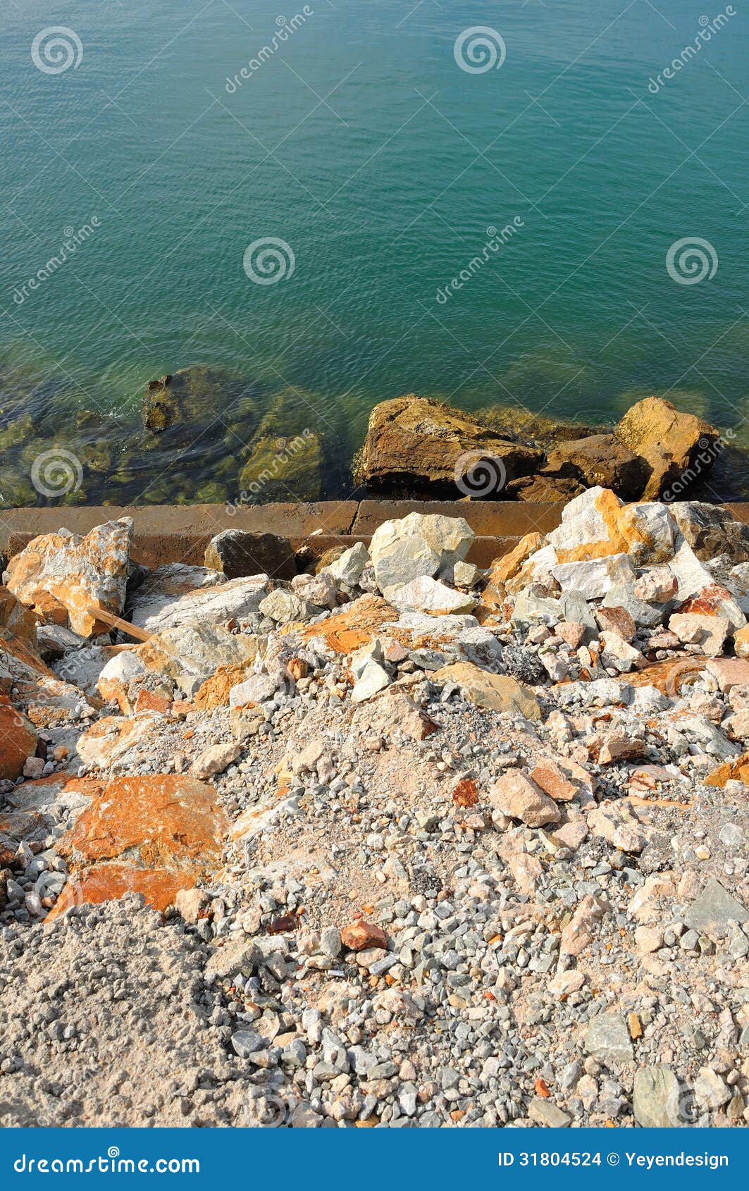 La roche en mer est belle photo stock. Image du beauté - 31804524
