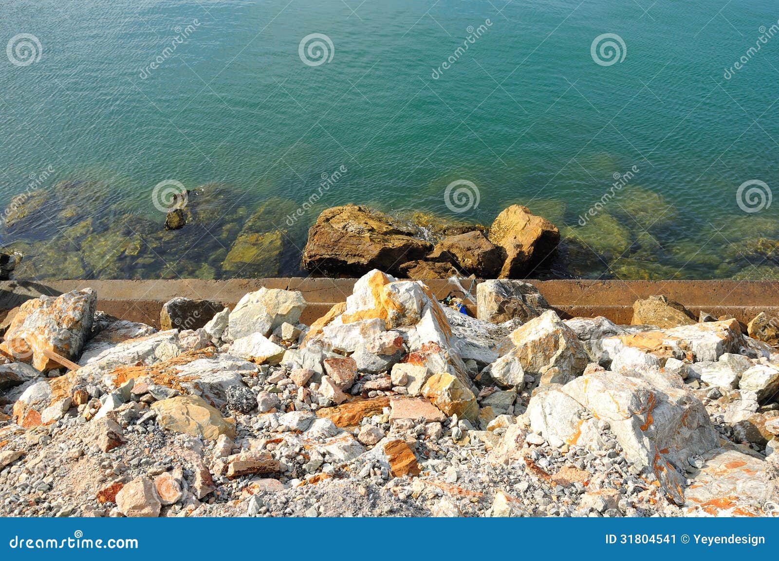 La roche en mer est belle image stock. Image du nature - 31804541