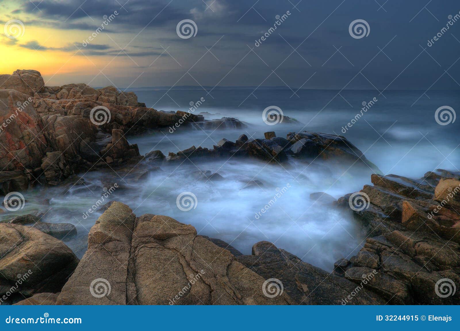 La roche rouge image stock. Image du côte, noir, élément - 32244915