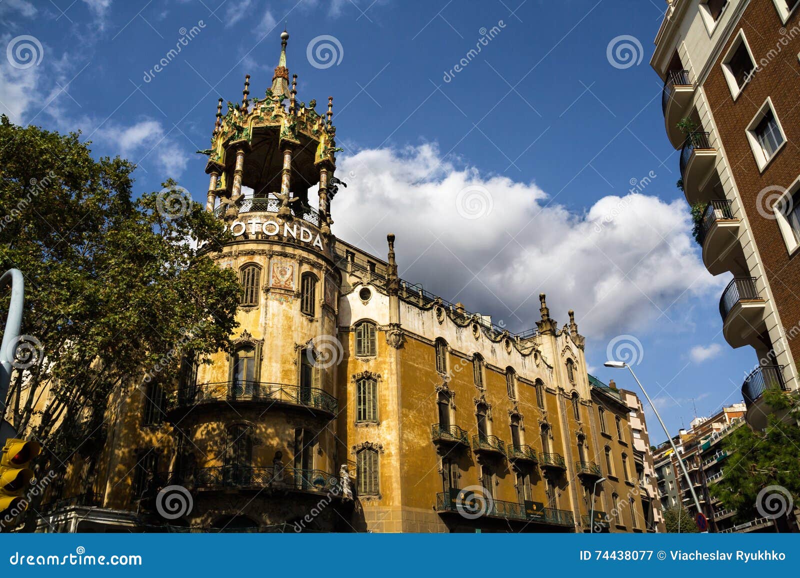 La rotonda in Barcelona editorial photography. Image of hospital - 74438077