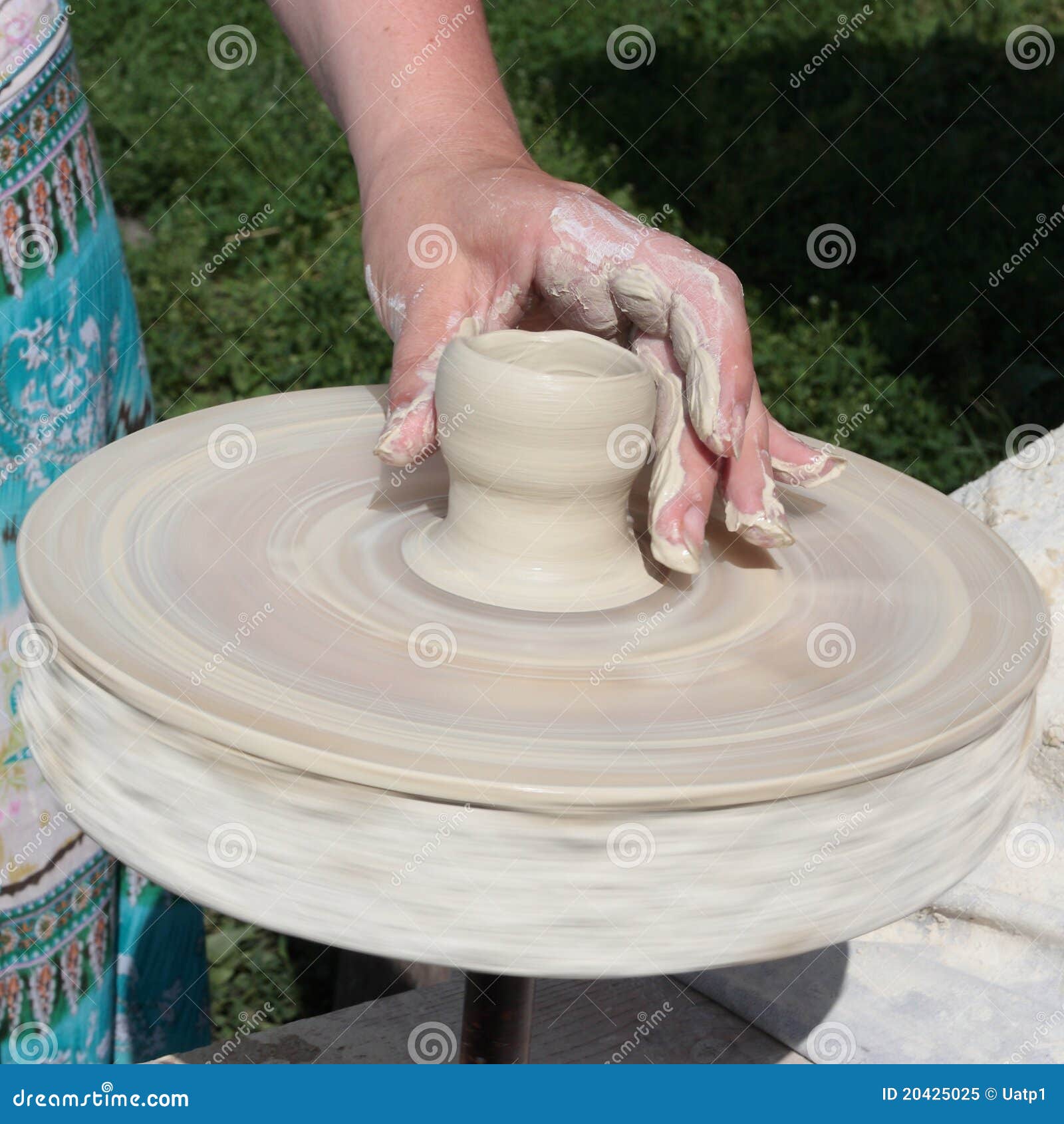 La roue de potier image stock. Image du poterie, humain - 20425025