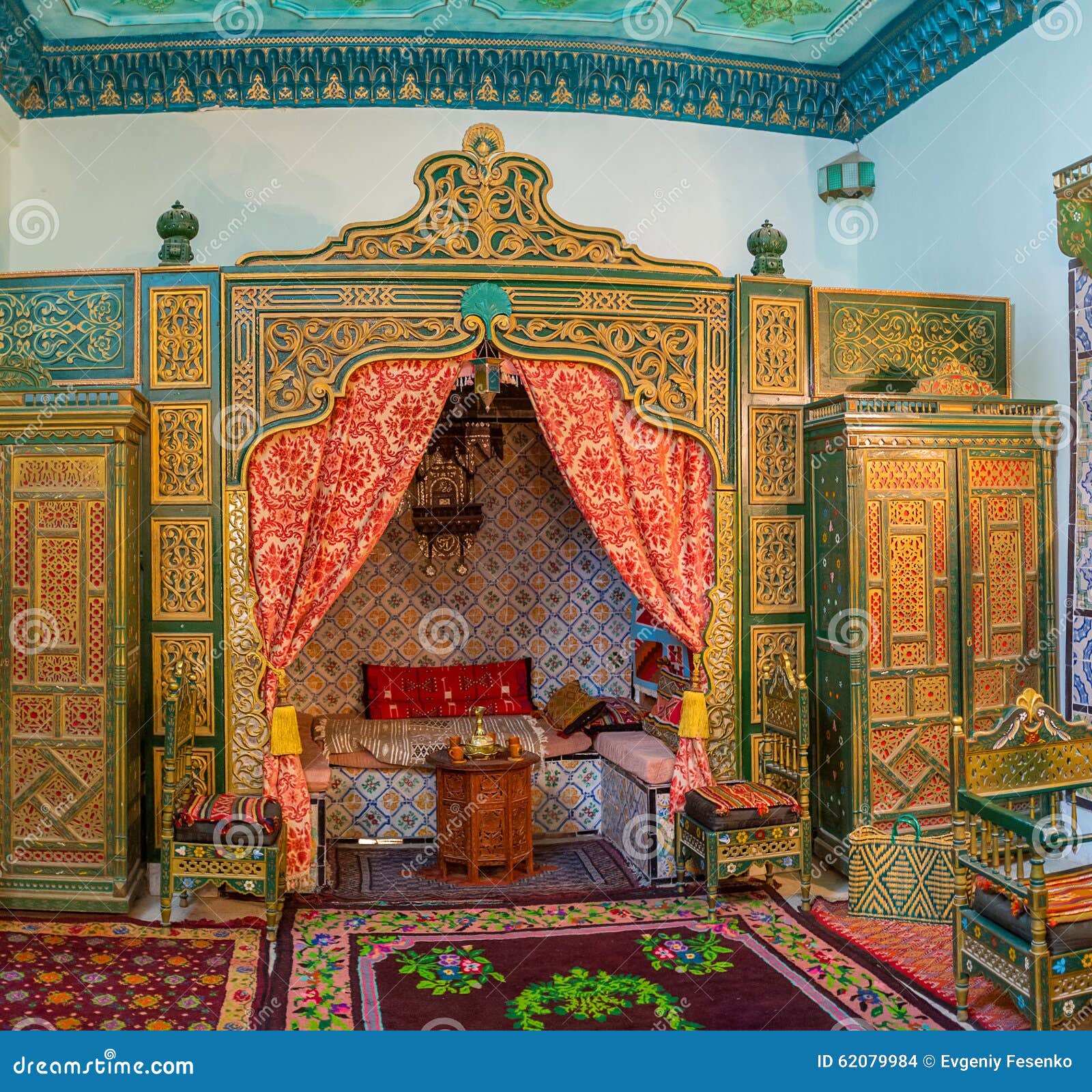 La salle de divan image stock éditorial. Image du ornement - 62079984