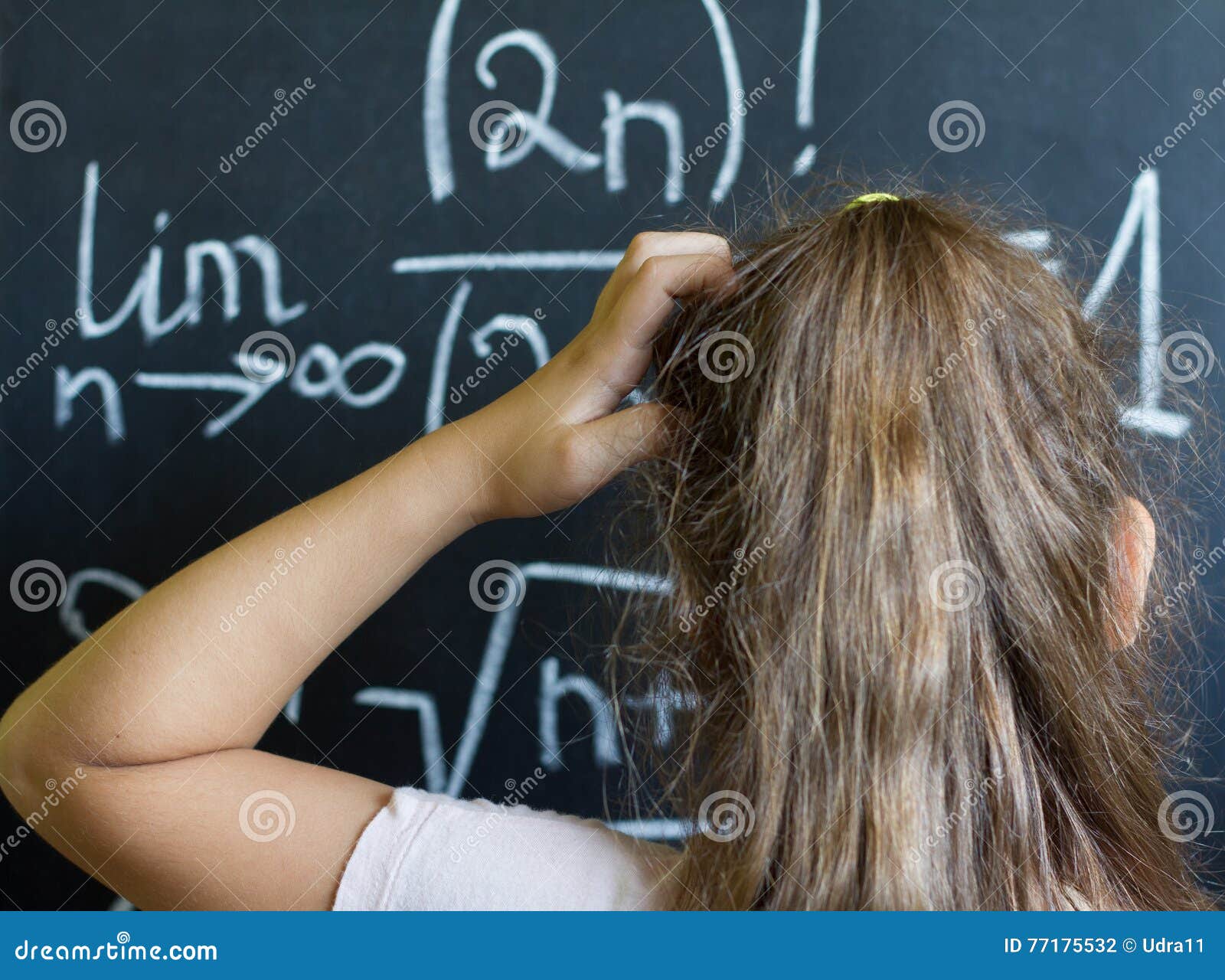 La Scolara Ritiene Sul Compito Difficile Di Matematica Fotografia Stock ...