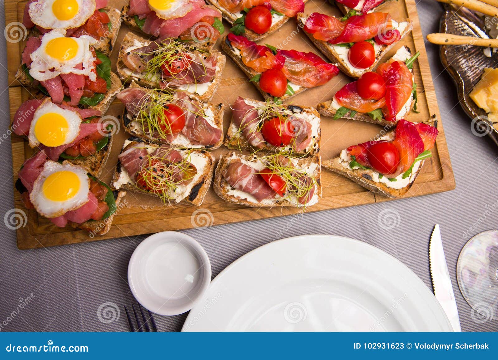 La Selezione Della Bruschetta O Delle Canape Saporita Sulle Baguette E ... La Selezione Della Bruschetta O Delle Canape Saporita Sulle Baguette E ...