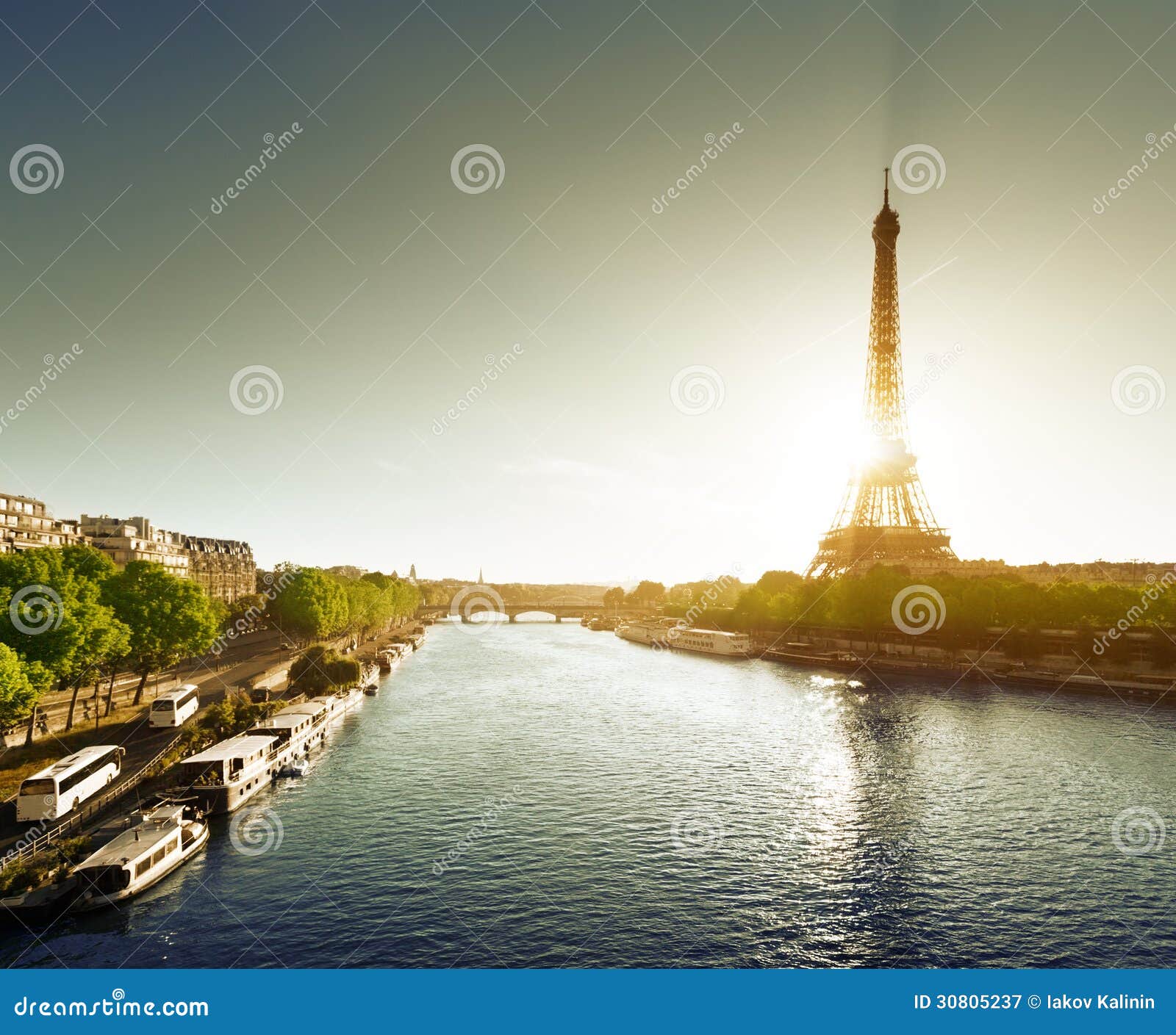La Senna a Parigi Con La Torre Eiffel Immagine Stock - Immagine di ...