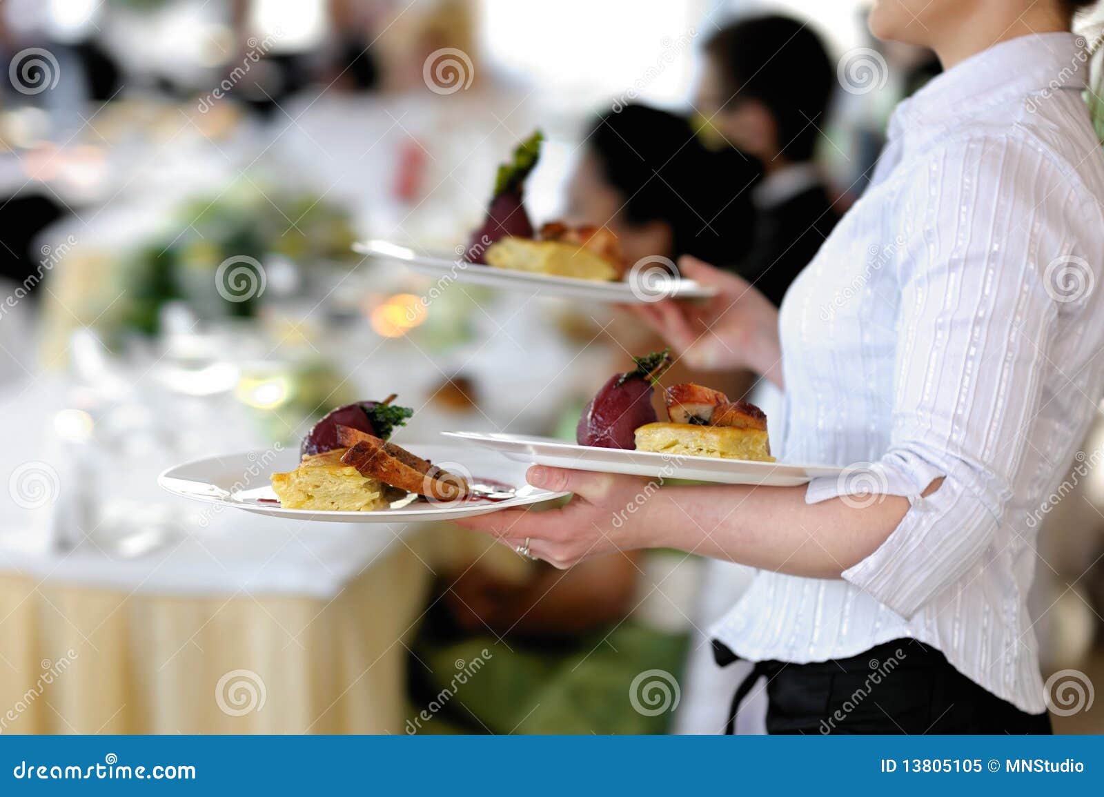 La Serveuse Porte Trois Plaques Image stock - Image du repas, main ...