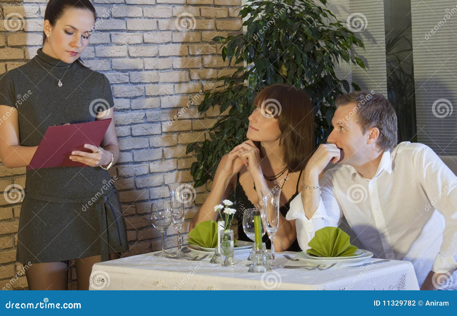 La Serveuse Prend La Commande Des Couples Photo stock - Image du ...