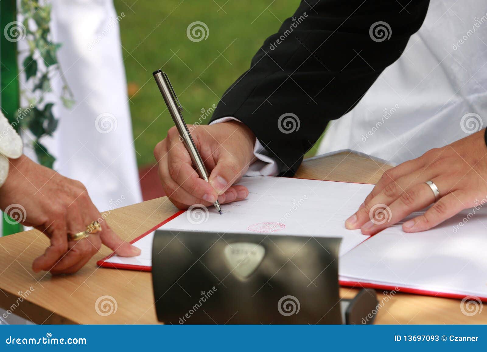 La signature de mariage image stock. Image du hommes - 13697093