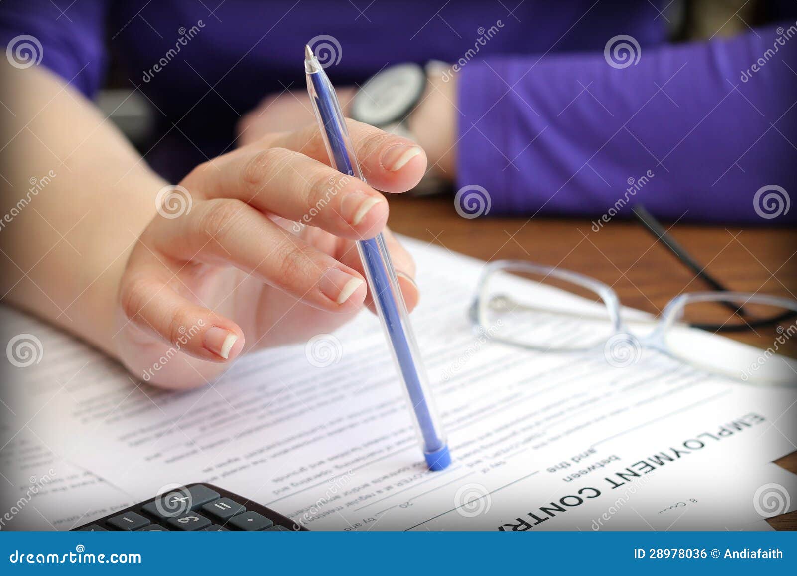 La Signature Du Contrat De Travail Photo stock - Image du document ...