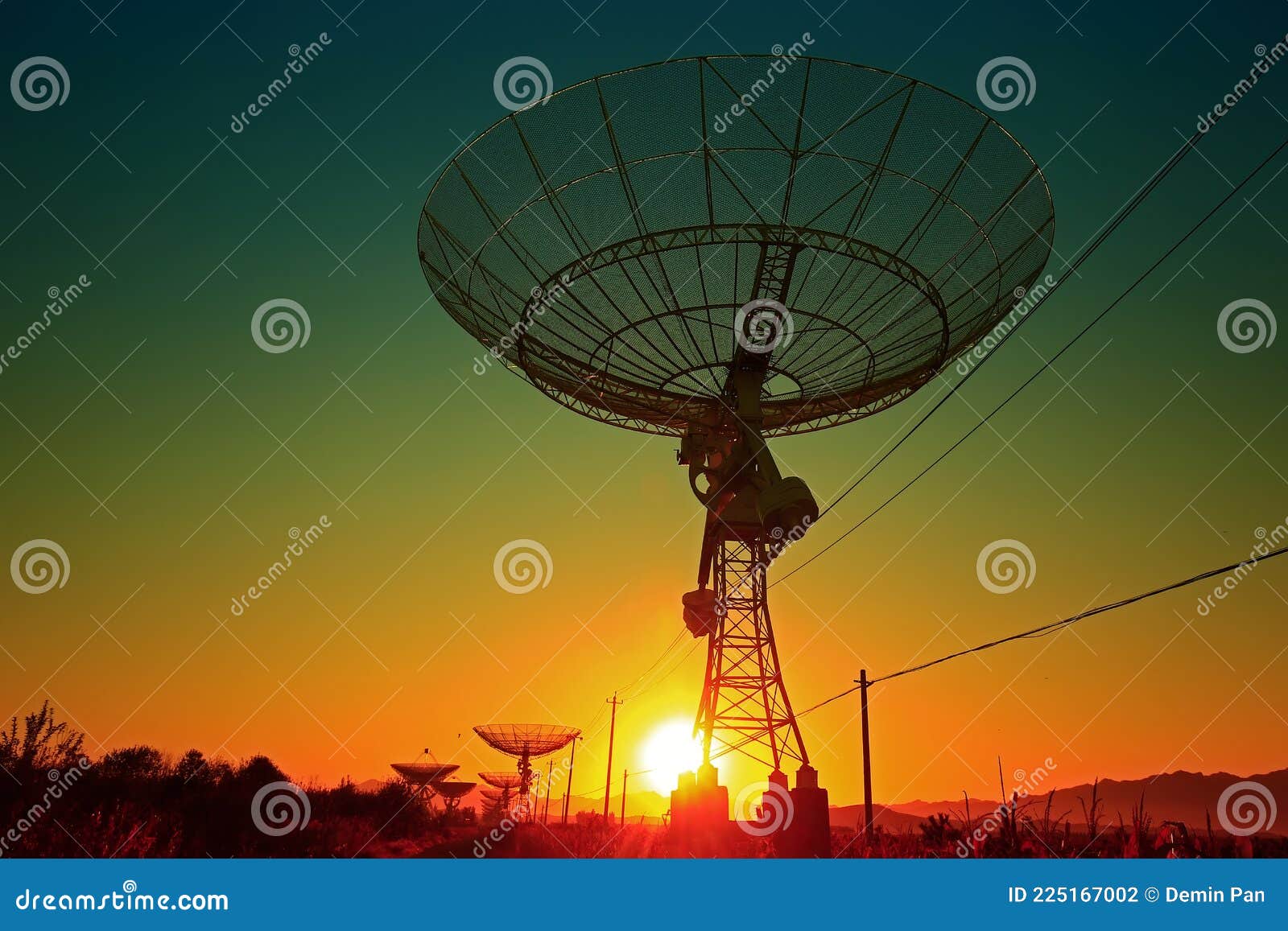 La Silueta De Un Observatorio De Radiotelescopio Foto de archivo ...