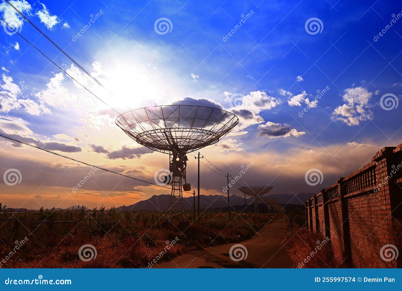 La Silueta De Un Observatorio De Radiotelescopio Foto de archivo ...