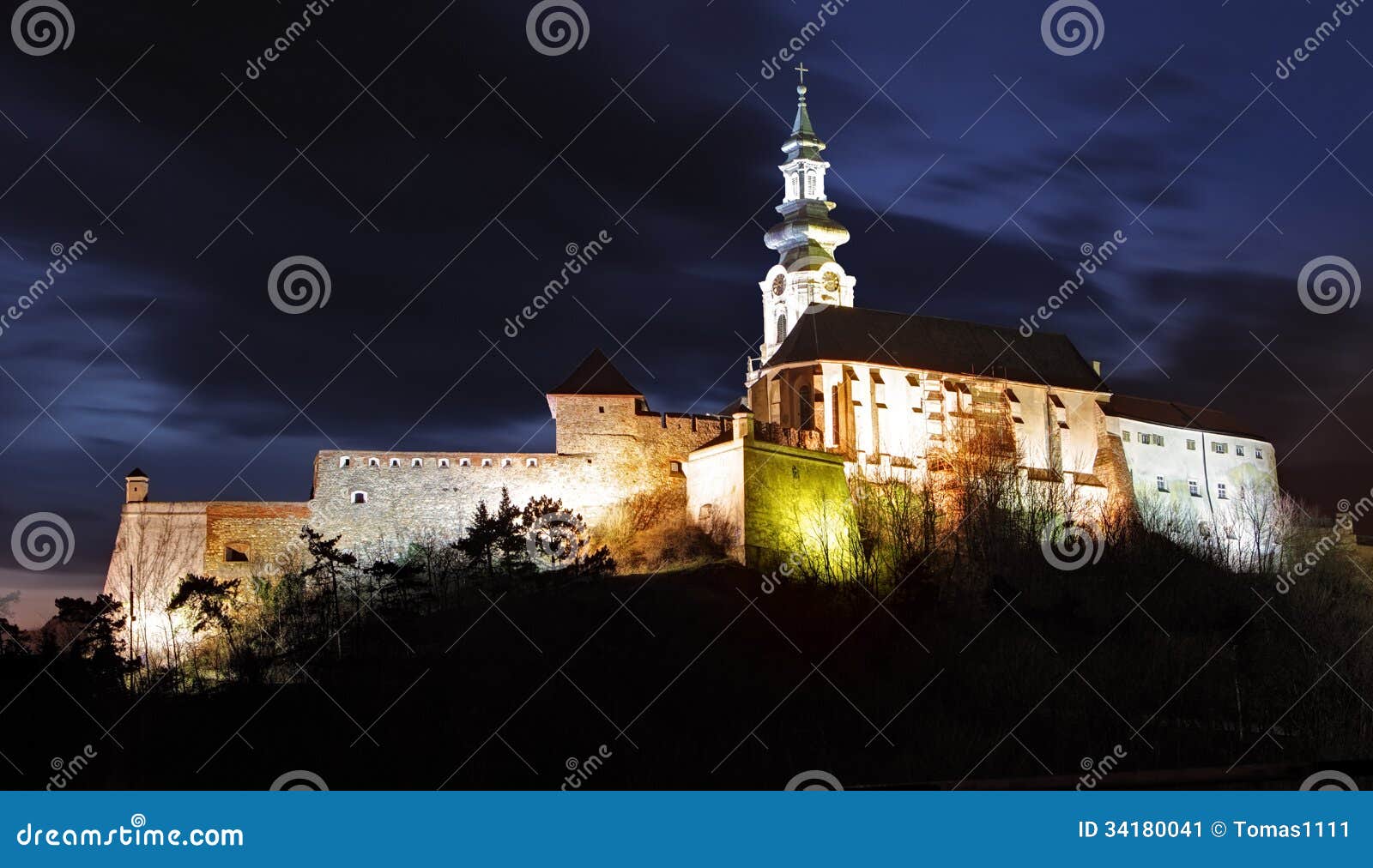 La Slovacchia - Castello Di Nitra Alla Notte Immagine Stock - Immagine ...