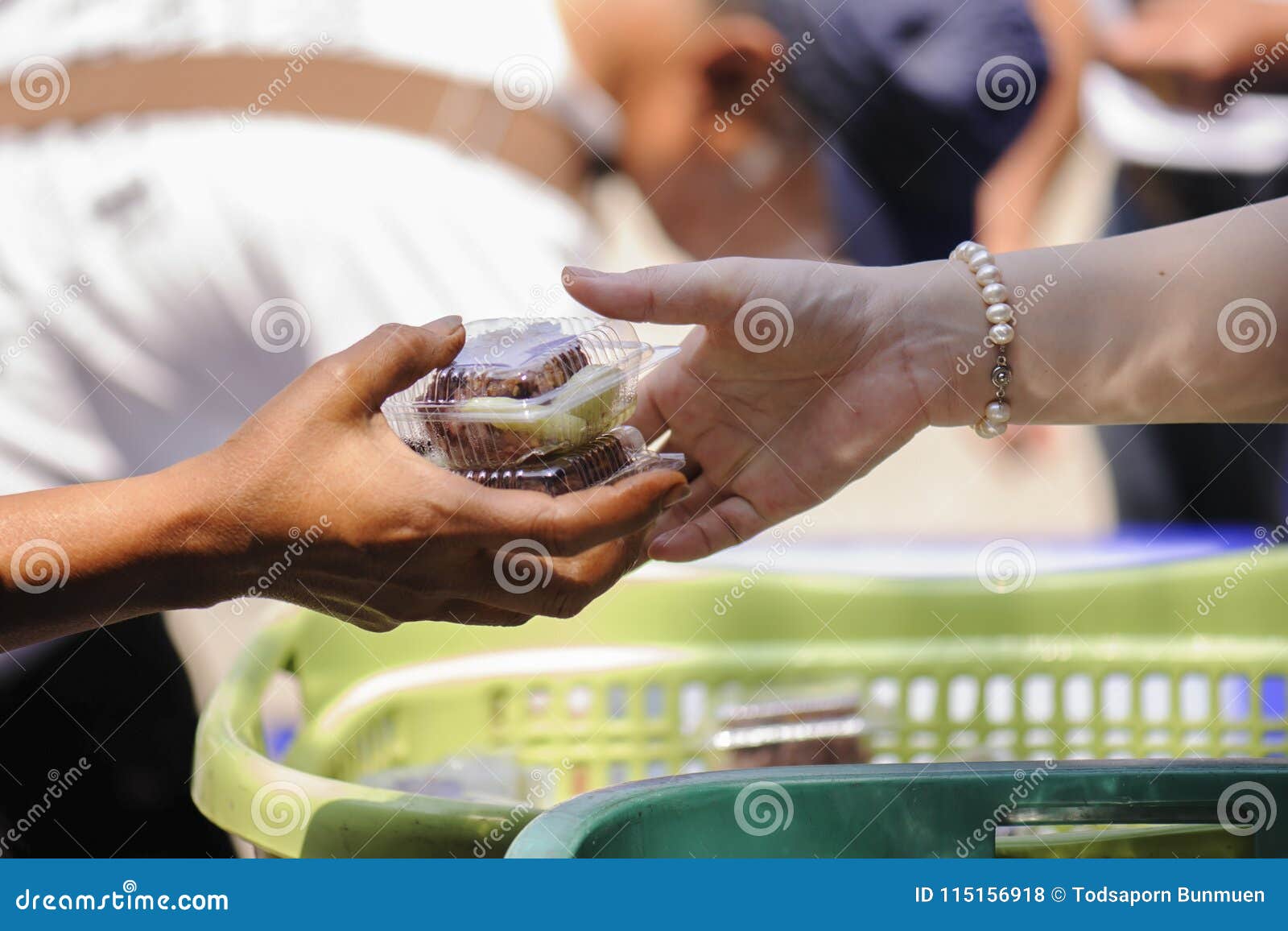 La Sociedad De La Ayuda Compartir La Comida a Los Pobres Foto de ...