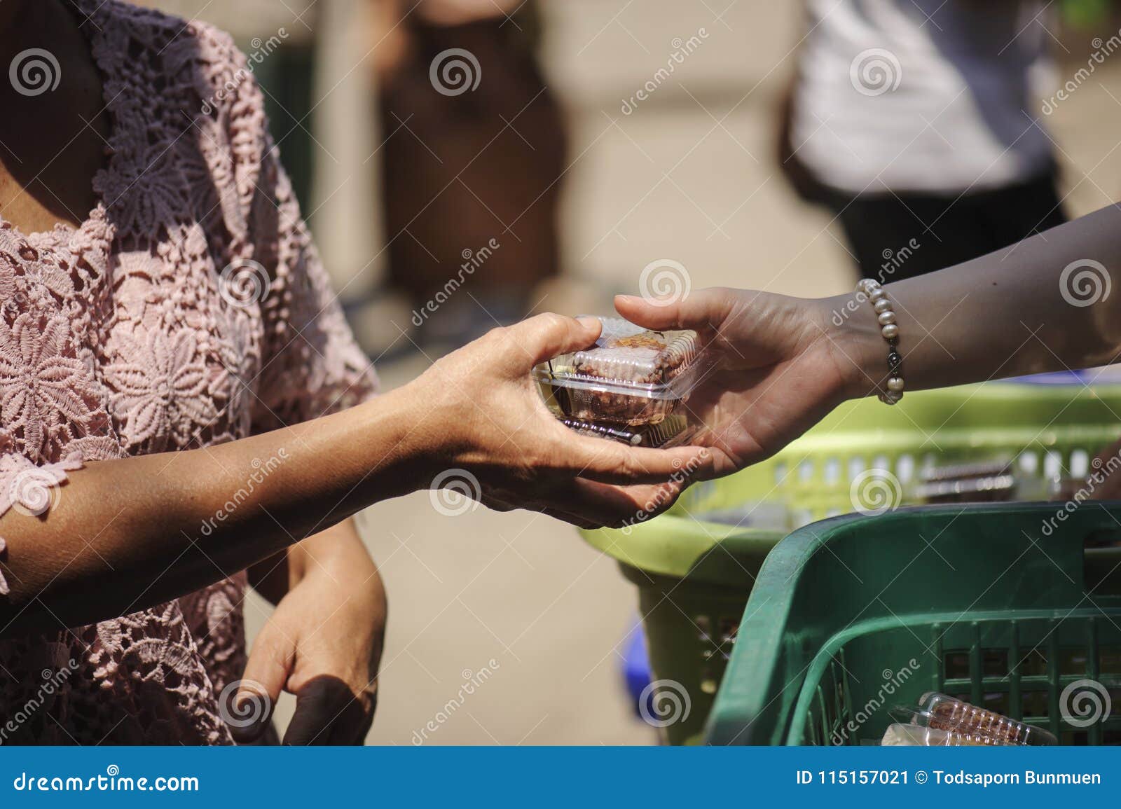 La Sociedad De La Ayuda Compartir La Comida a Los Pobres Imagen de ...