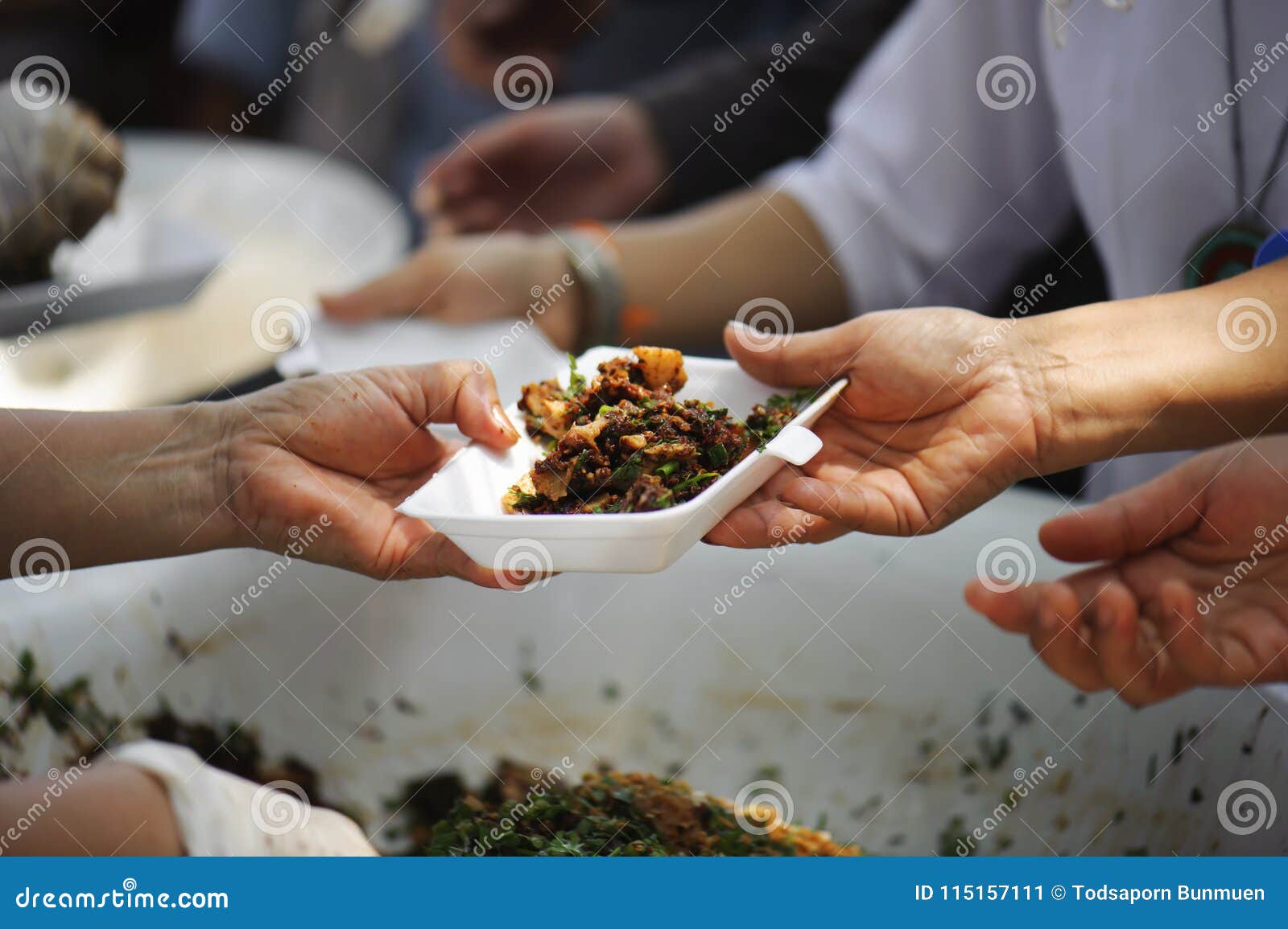 La Sociedad De La Ayuda Compartir La Comida a Los Pobres Imagen de ...