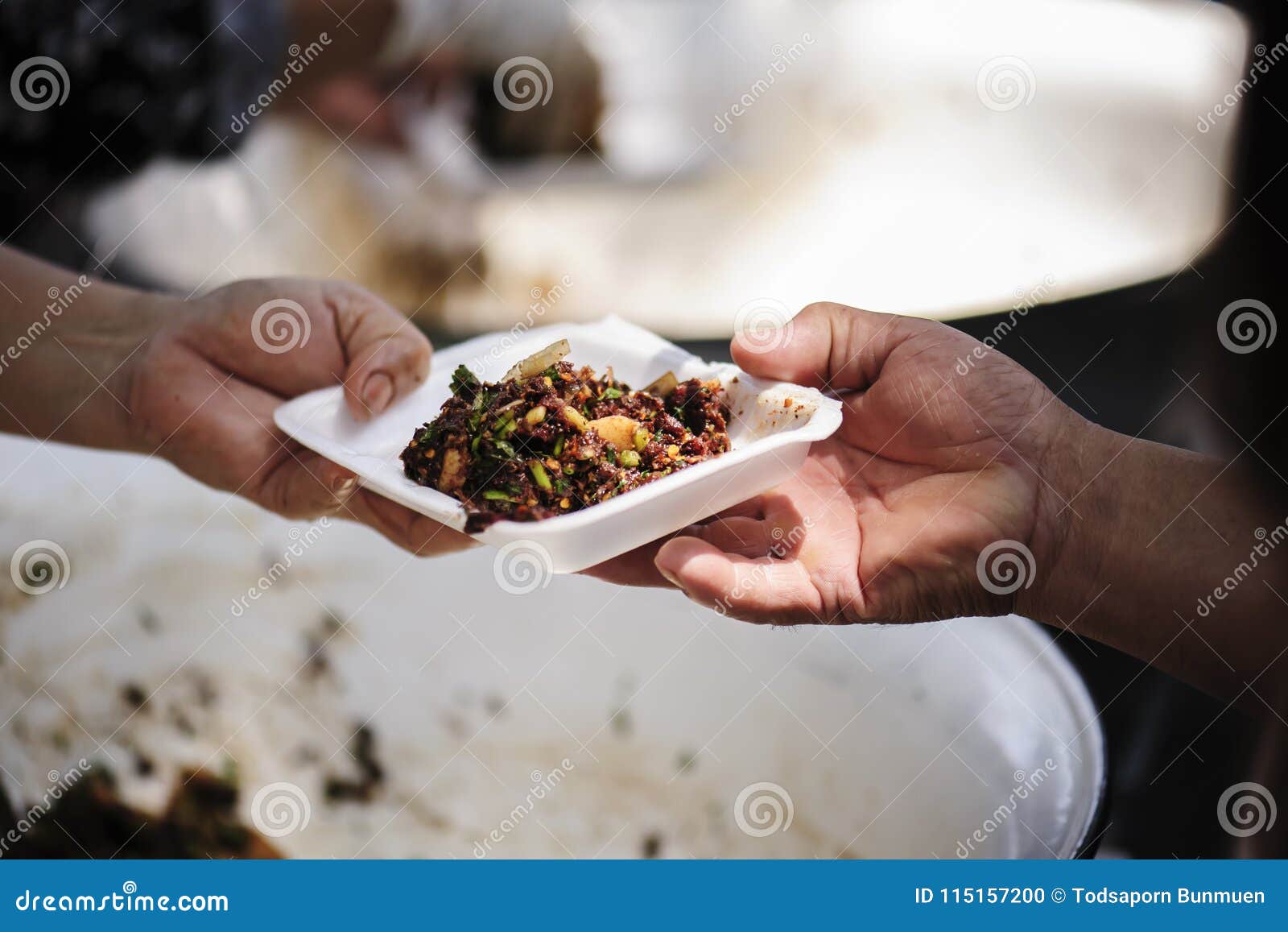La Sociedad De La Ayuda Compartir La Comida a Los Pobres Foto de ...