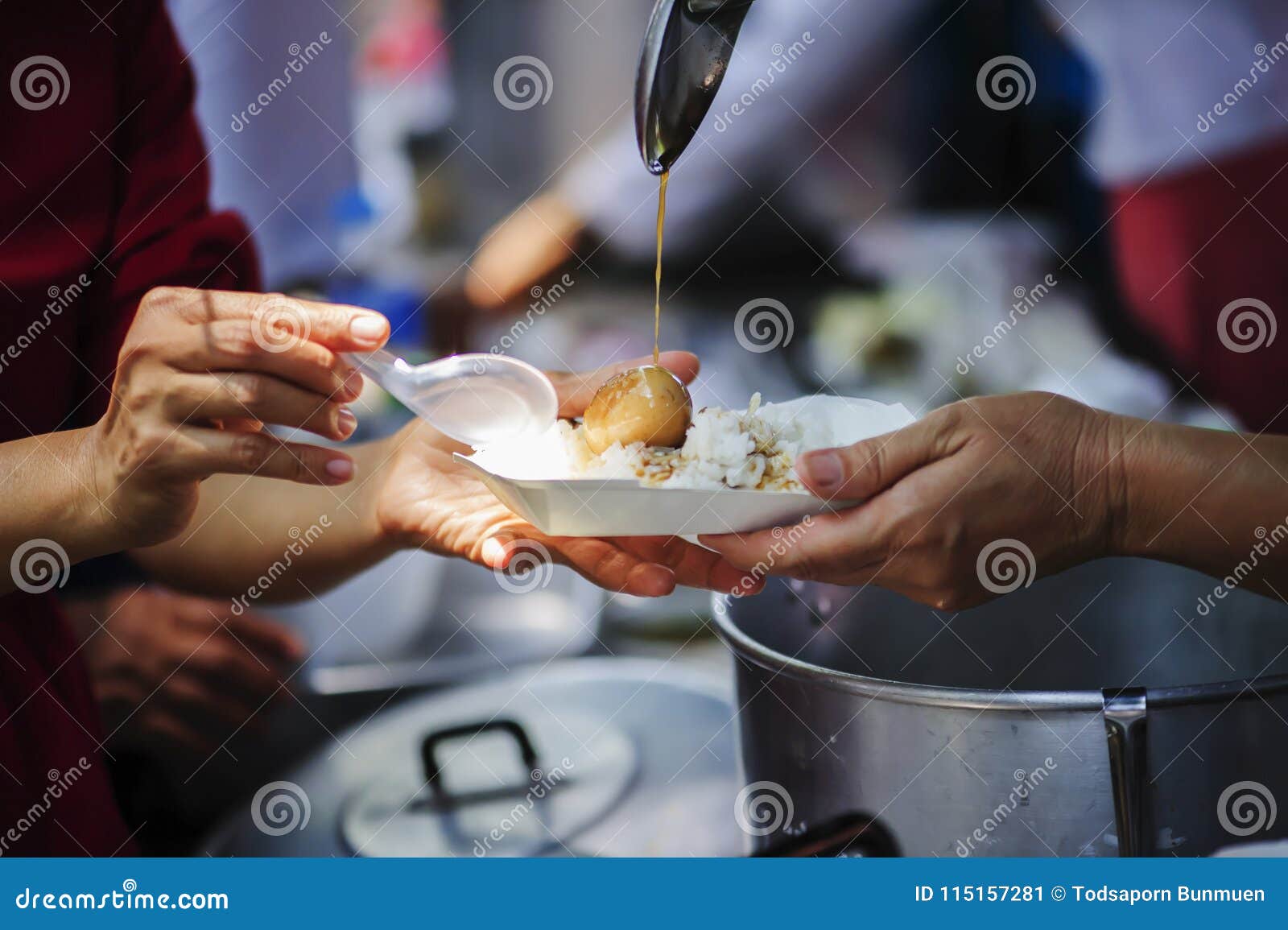 La Sociedad De La Ayuda Compartir La Comida a Los Pobres Imagen de ...
