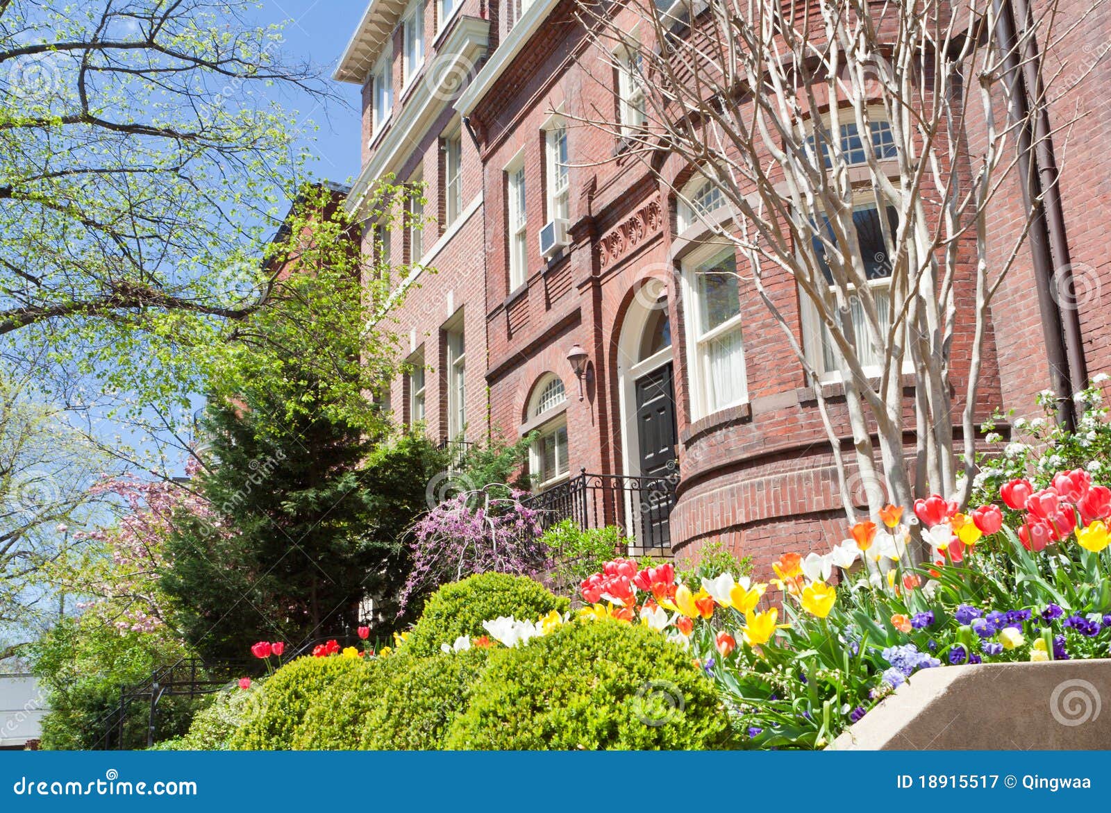 La Source Fleurit Les Chambres De Ligne Romanes De Richardsonian Image ...