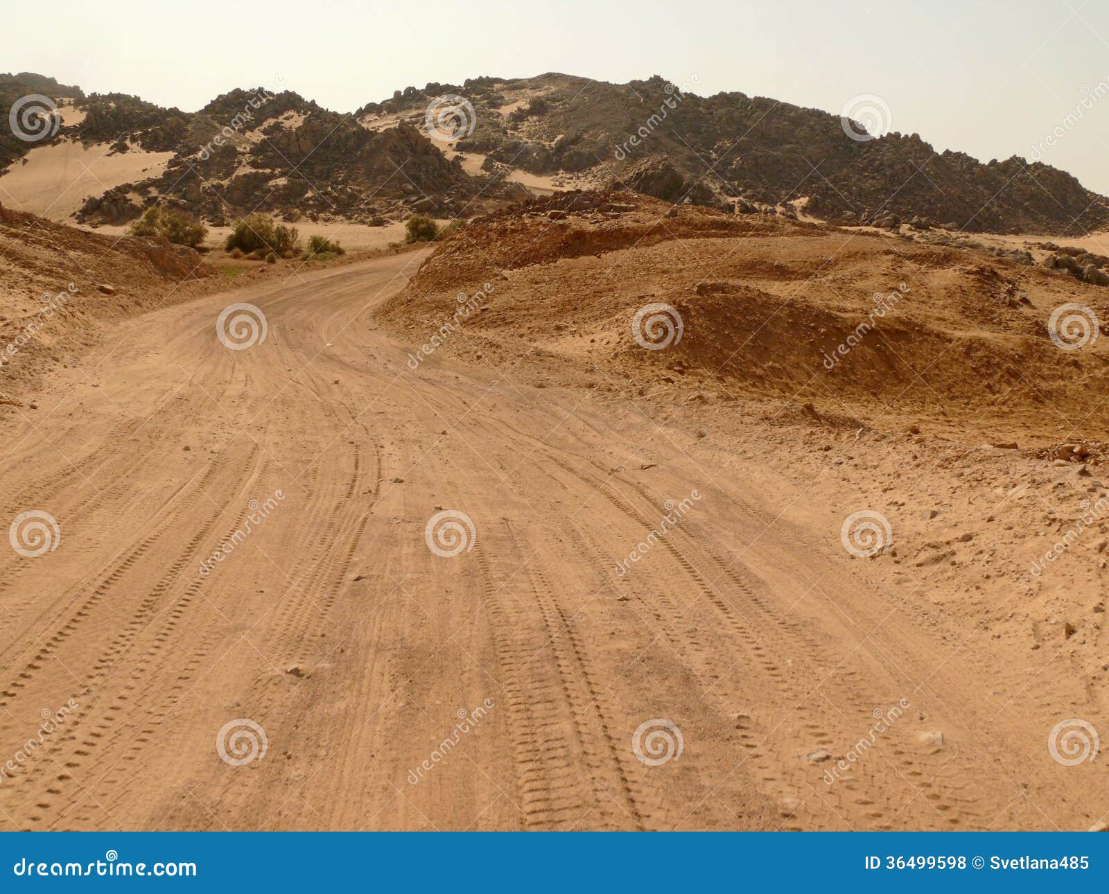 La Strada Che Passa Il Deserto Del Sahara. Fotografia Stock Editoriale ...