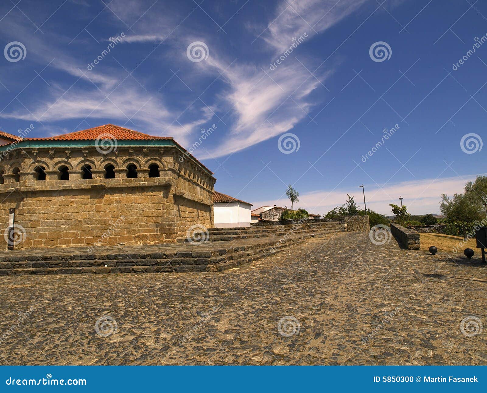 La strada del castello fotografia stock. Immagine di antico - 5850300
