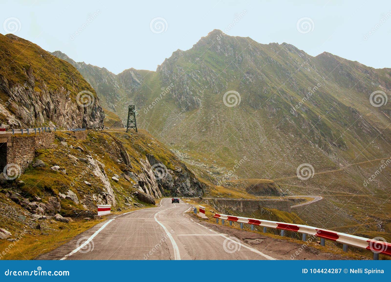 La Strada Della Montagna Di Transfagarasan Immagine Stock - Immagine di ...