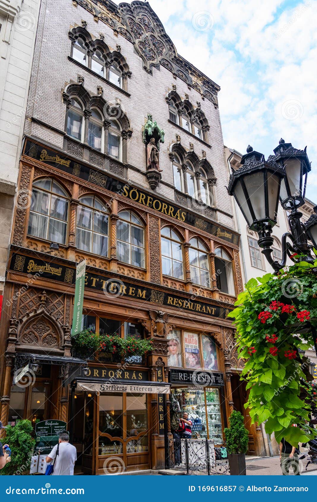 La Strada Principale Di Vaci Utca a Budapest, Ungheria Fotografia ...