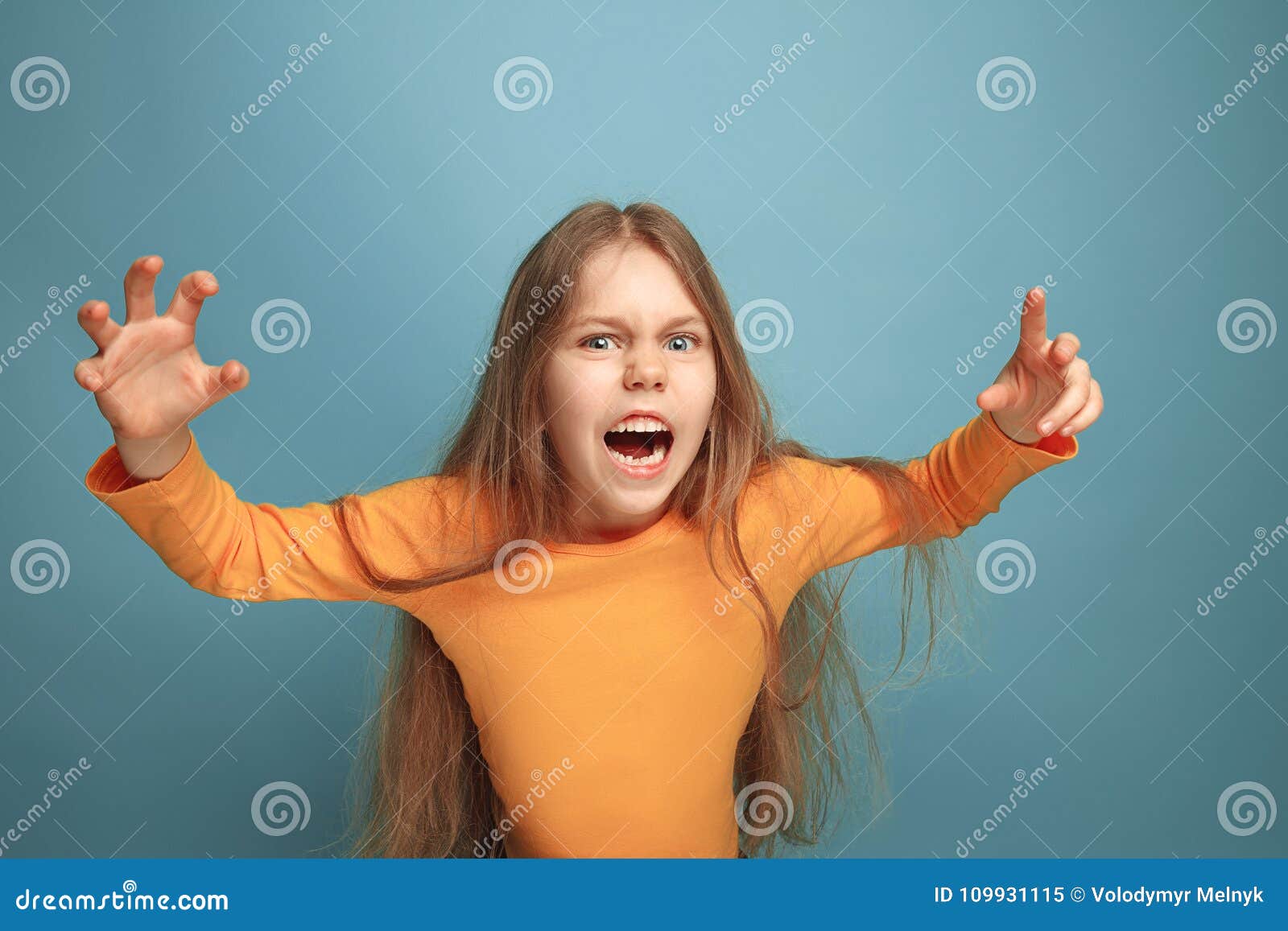 La Surprise Fille De Ladolescence Sur Un Fond Bleu Concept Démotions