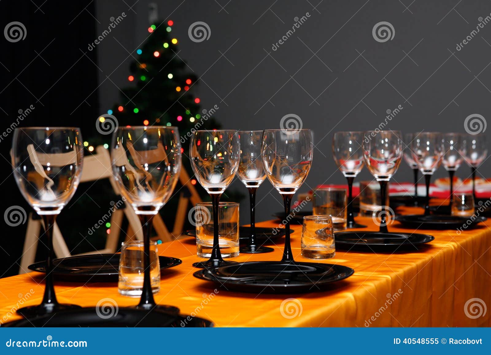 La table d'an neuf image stock. Image du nuit, vacances - 40548555