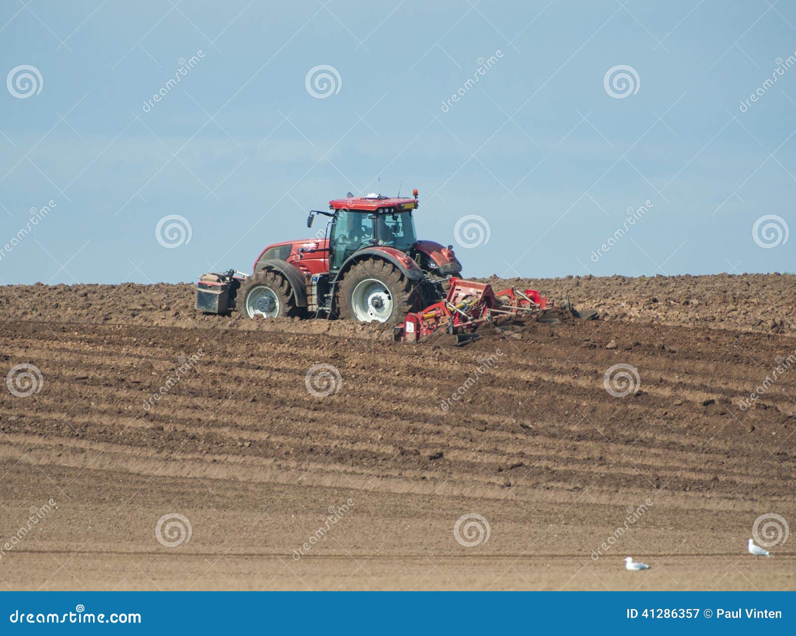 La Terre Agricole De Labourage De Tracteur Image stock - Image du ...