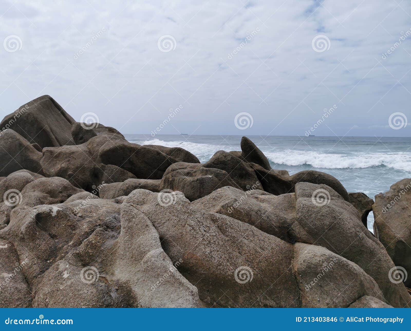 La Textura De Una Playa Rocosa Foto de archivo - Imagen de textura ...
