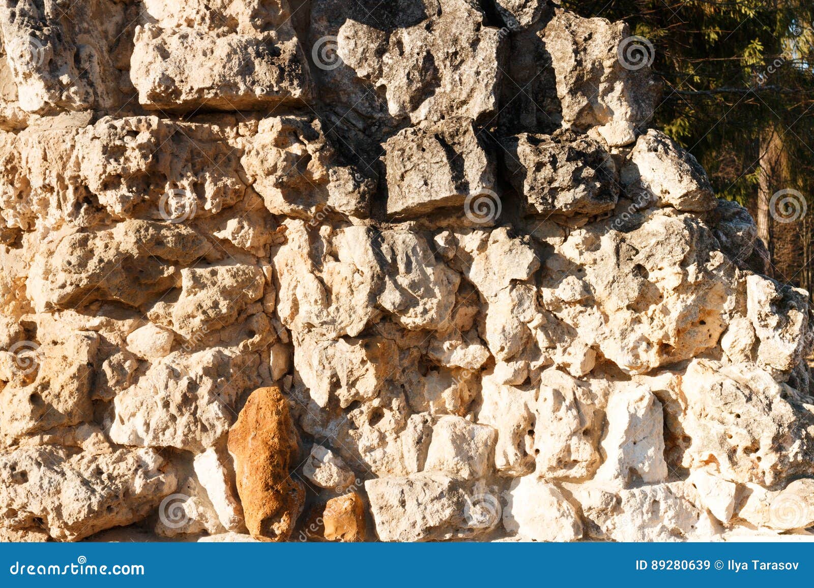 La Texture D'une Grande Pierre Poreuse Mur En Pierre Image stock ...