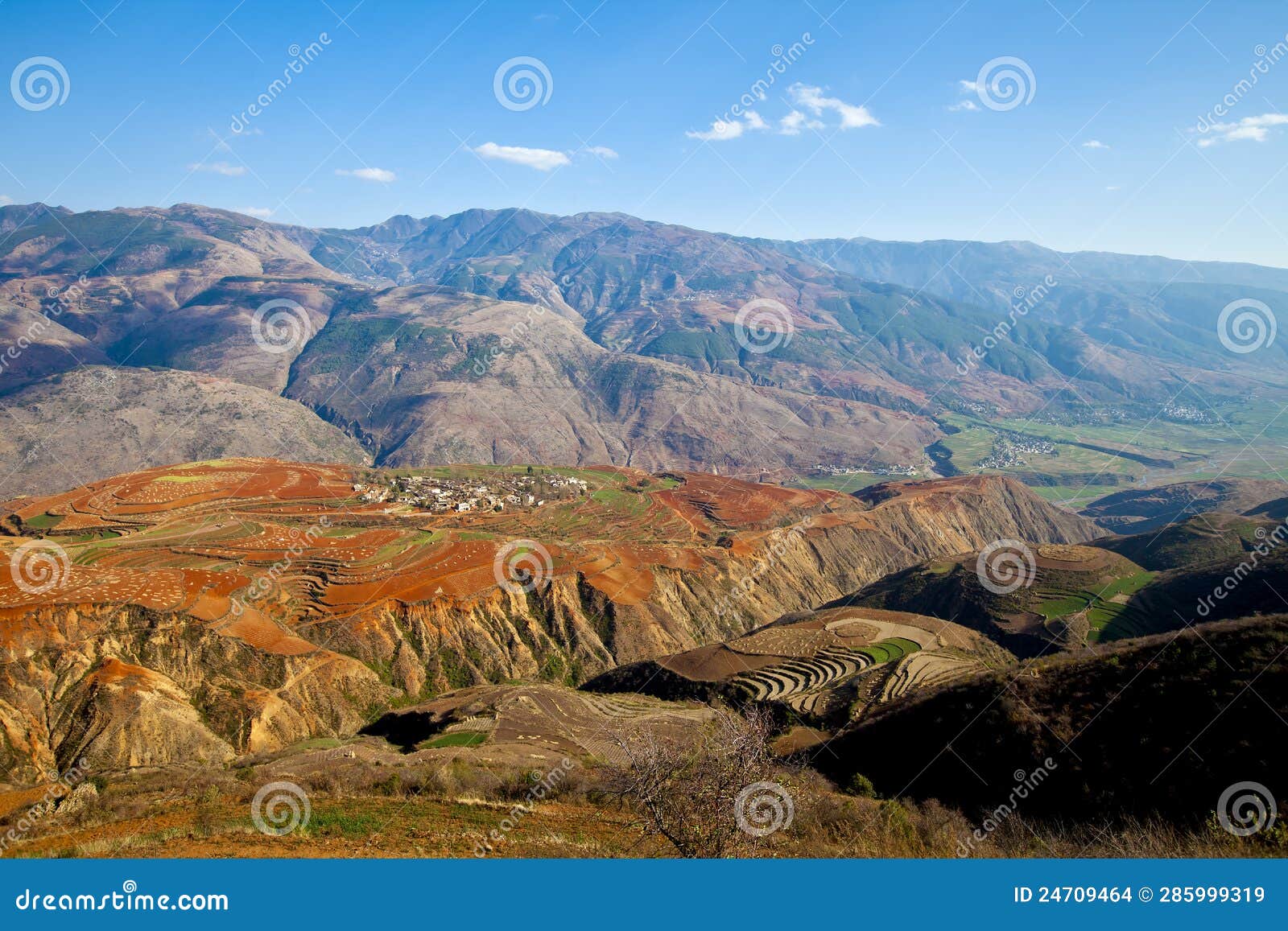 La tierra roja foto de archivo. Imagen de brillante, tierra - 24709464