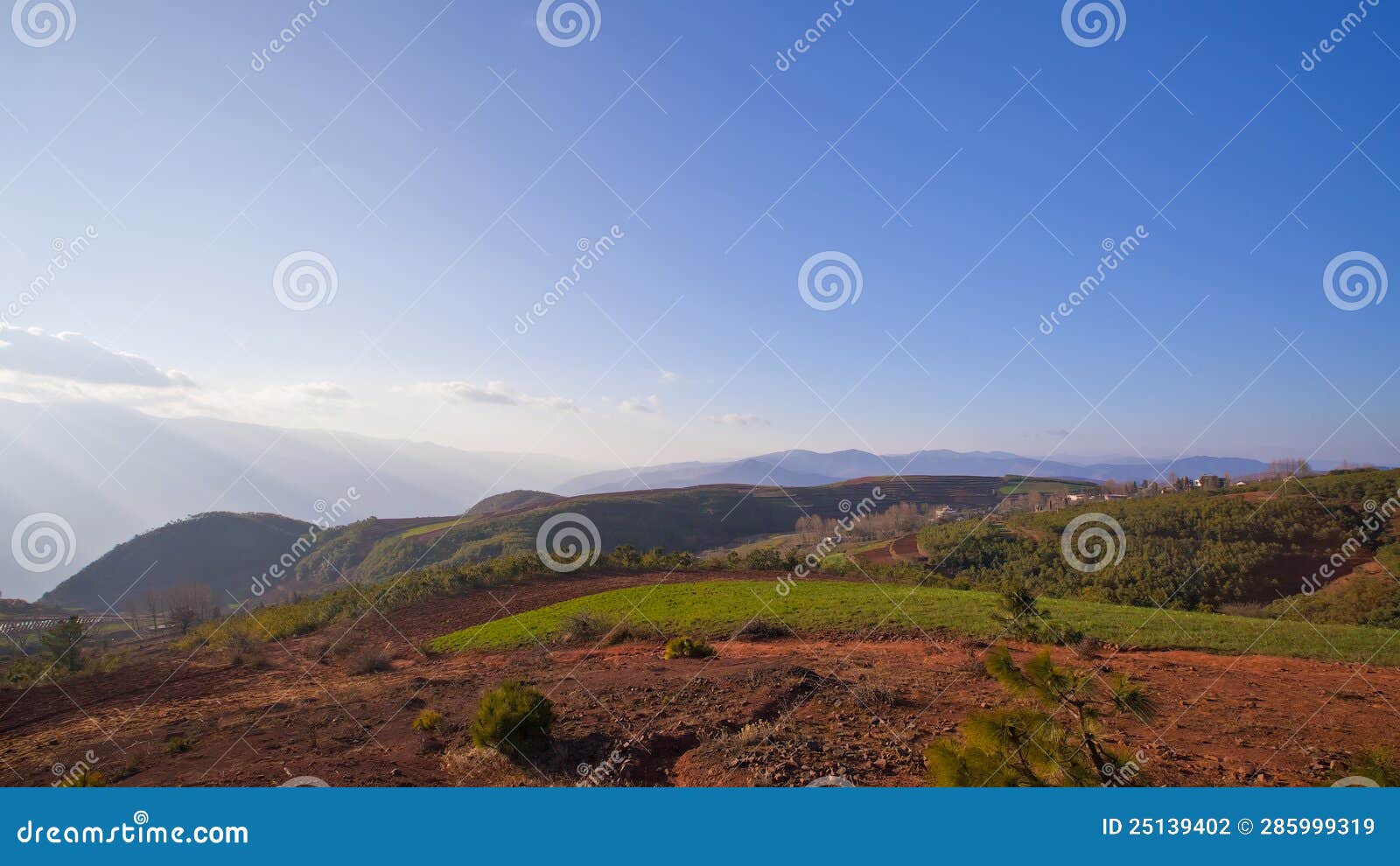 La tierra roja foto de archivo. Imagen de valle, llano - 25139402