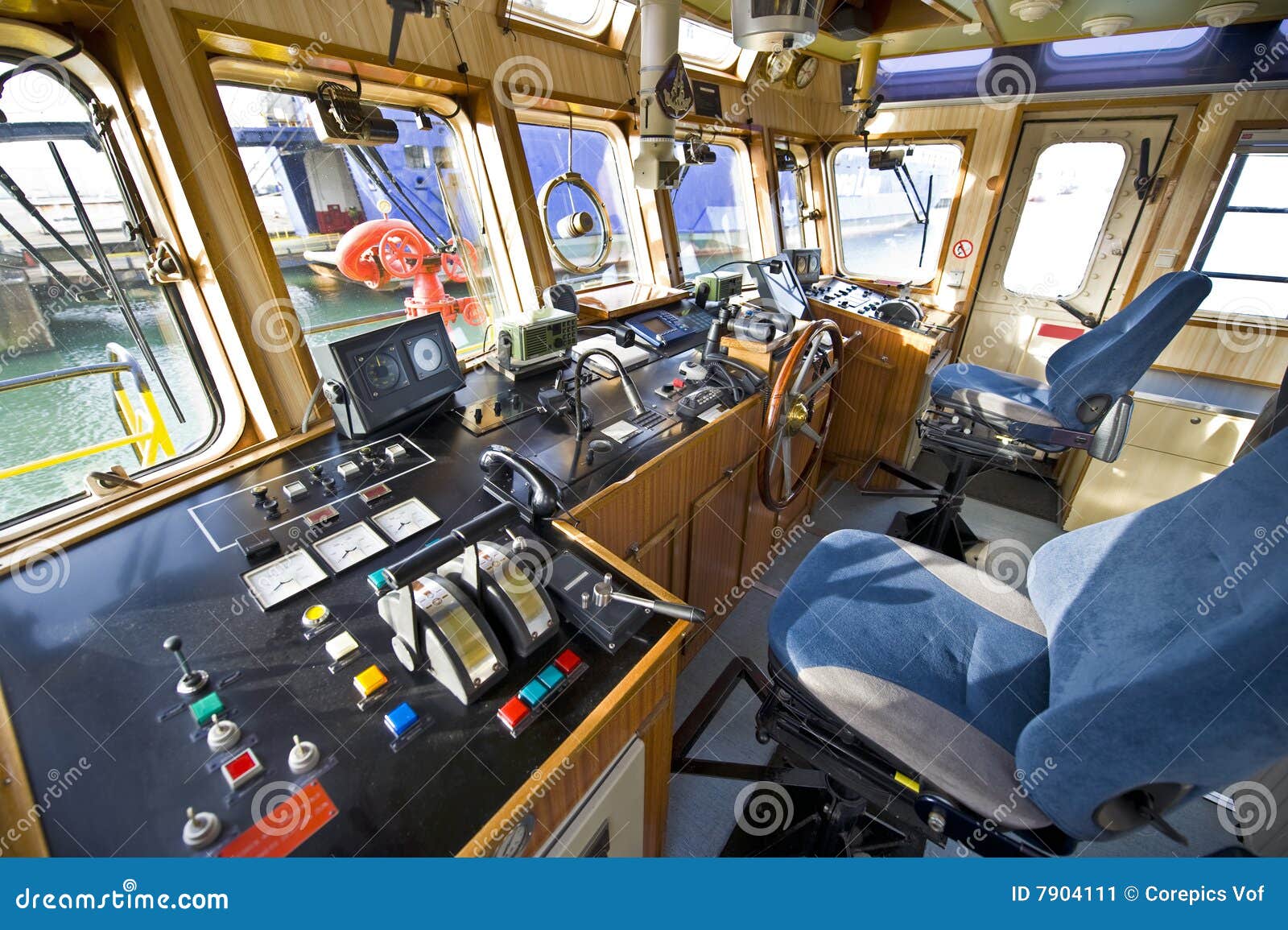 La Timonerie D'un Bateau-pompe Image stock - Image du pilote, service ...