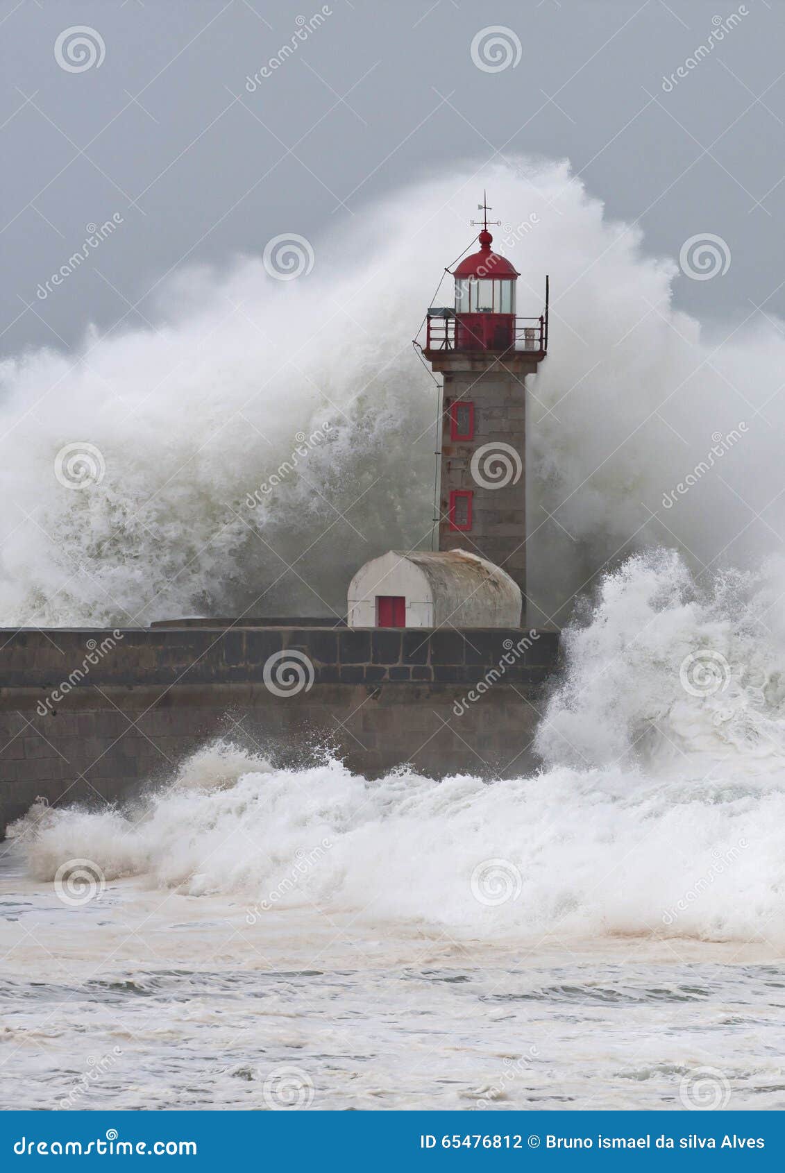 La Tormenta Agita Sobre El Faro Foto de archivo - Imagen de rocas ...