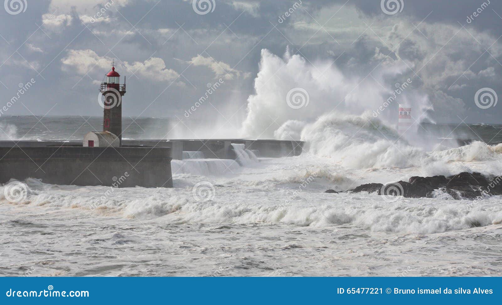 La Tormenta Agita Sobre El Faro Imagen de archivo - Imagen de rocas ...
