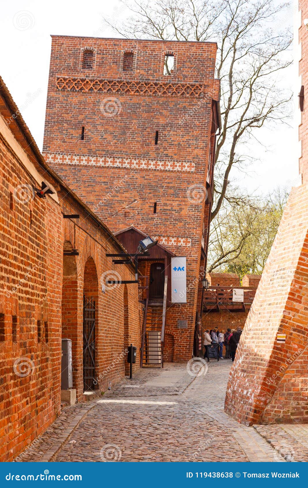 La Torre Inclinada De Torun Es Una Torre Medieval Foto de archivo ...