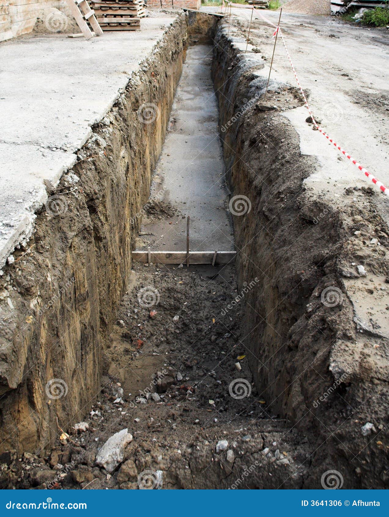 La trincea fotografia stock. Immagine di trincea, costruzione - 3641306