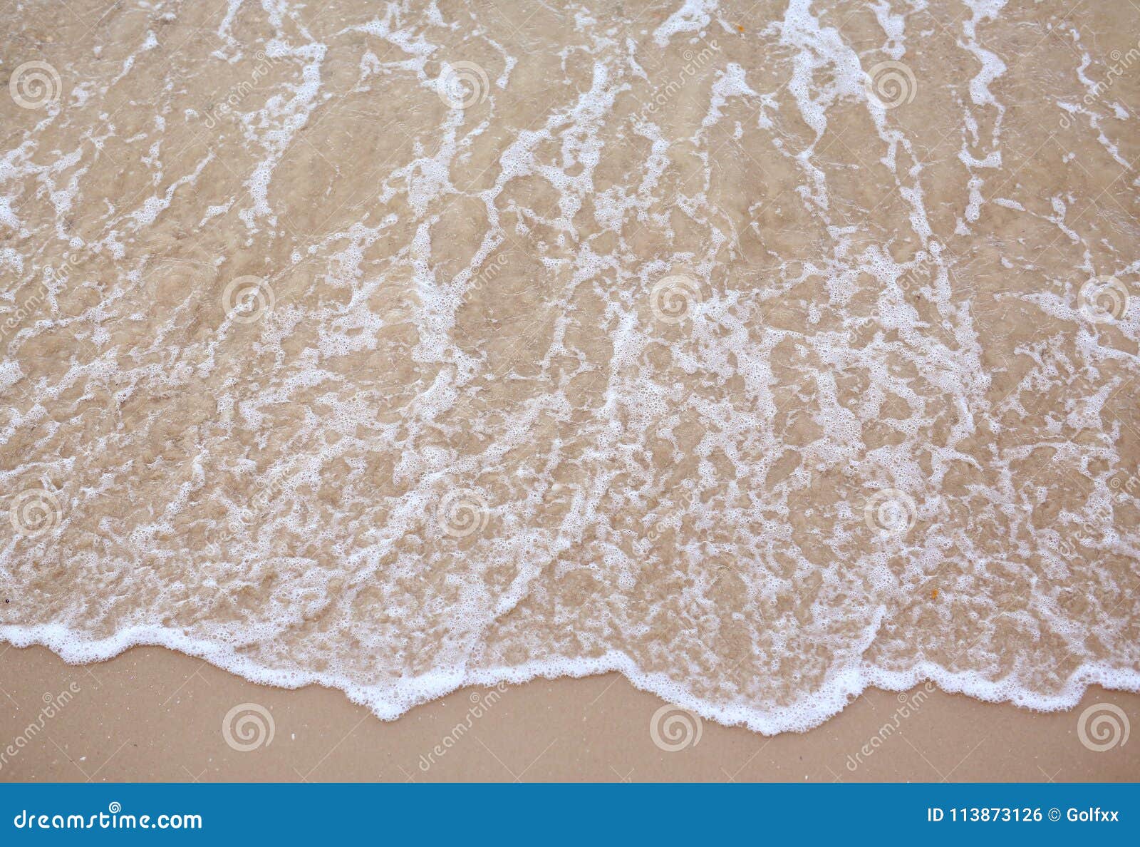 La Vague De Ressac Couvre Un Sable De Plage De Mer Photo stock - Image ...