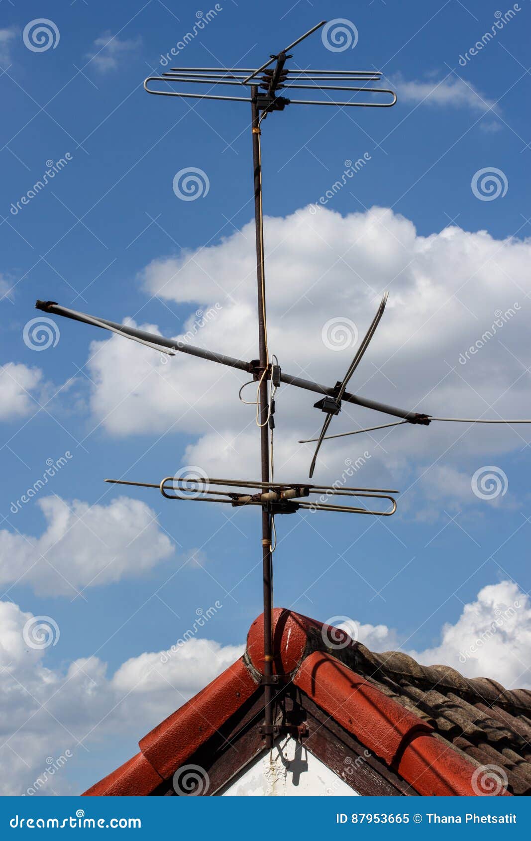 La Vieille Antenne Sur Le Toit Image stock - Image du recevez ...
