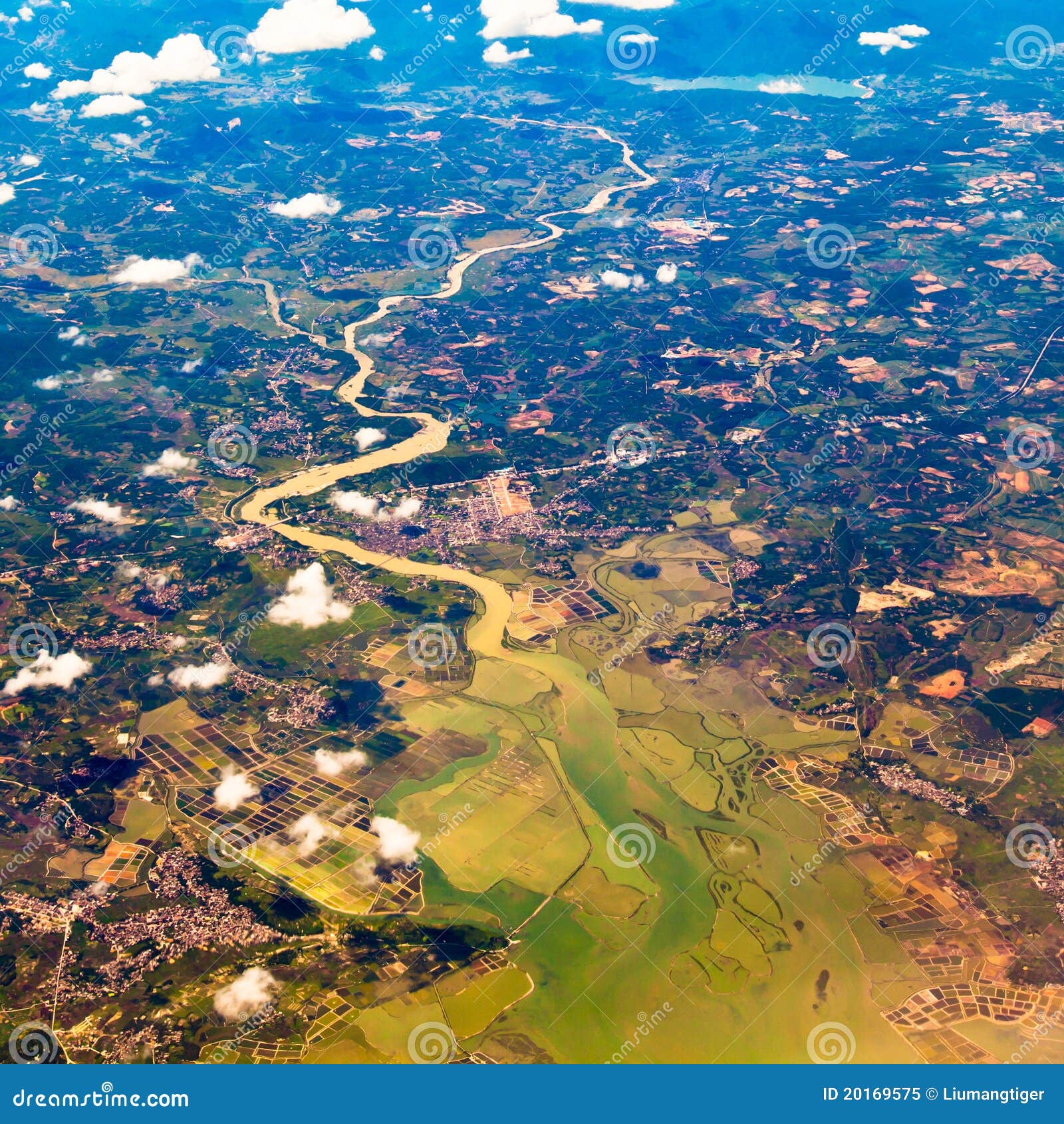 La Vue Bird's-eye D'un Fleuve Image stock - Image du ciel, oiseau: 20169575