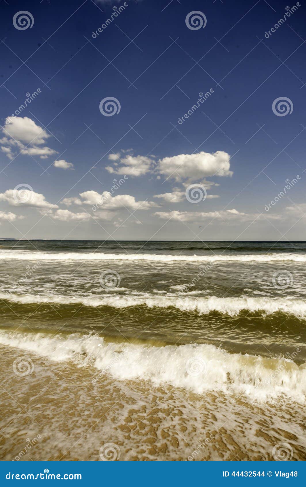 La Vue De La Mer Avec Des Vagues Dans Le Premier Plan Photo stock ...