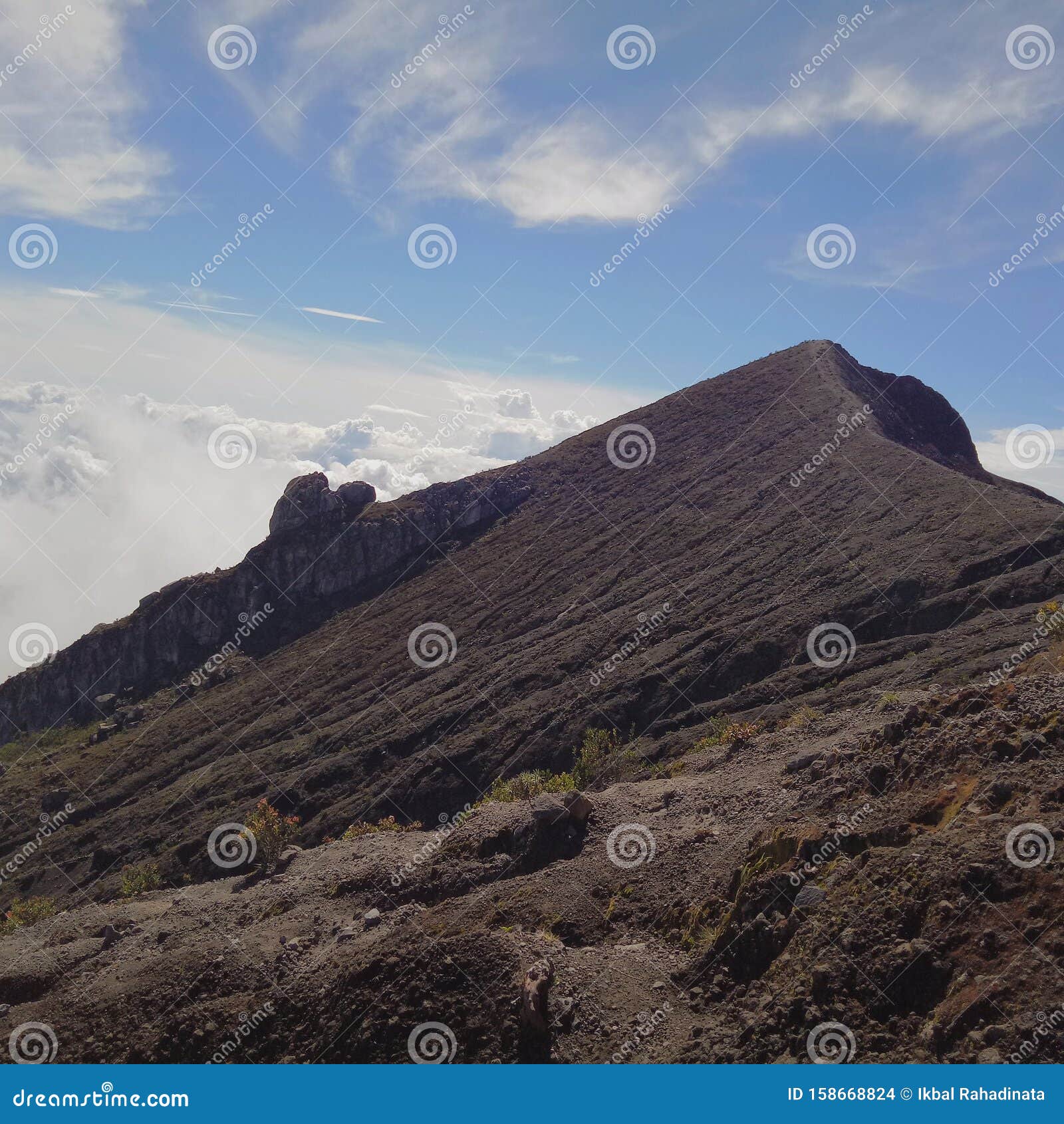 La Vue Depuis Le Volcan Du Mont Merapi Photo stock - Image du poussière ...