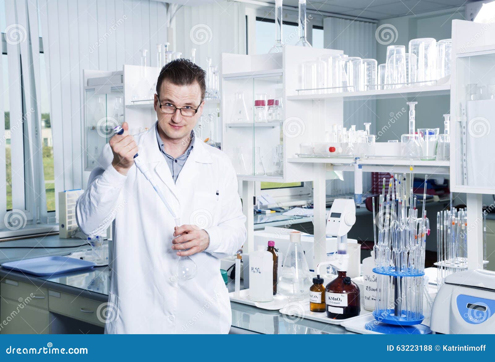 Lab Scientist Worker with Laboratory Pipettes Stock Photo - Image of ...