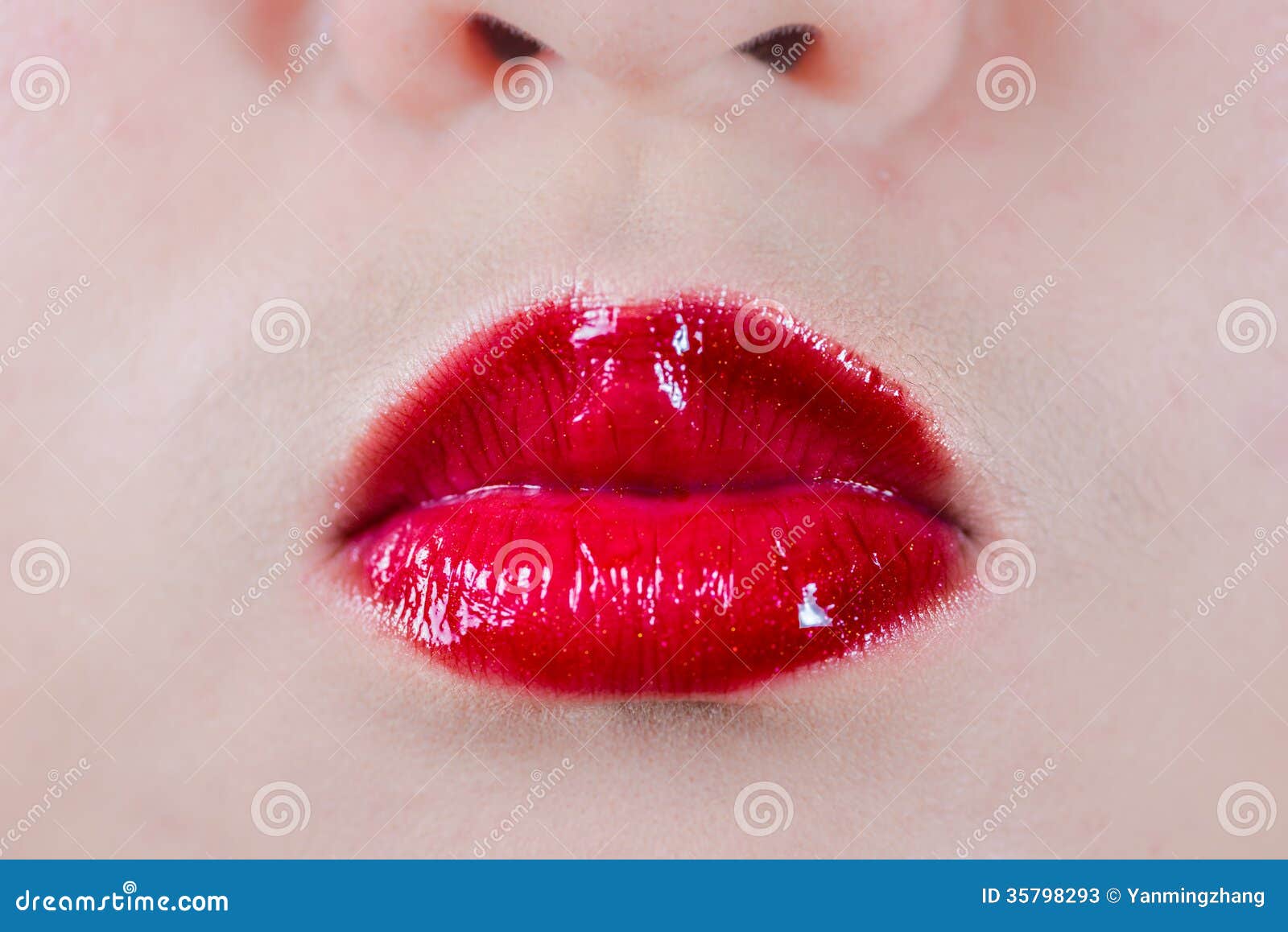 Labbra Della Donna Che Soffiano Un Bacio Immagine Stock - Immagine di ...