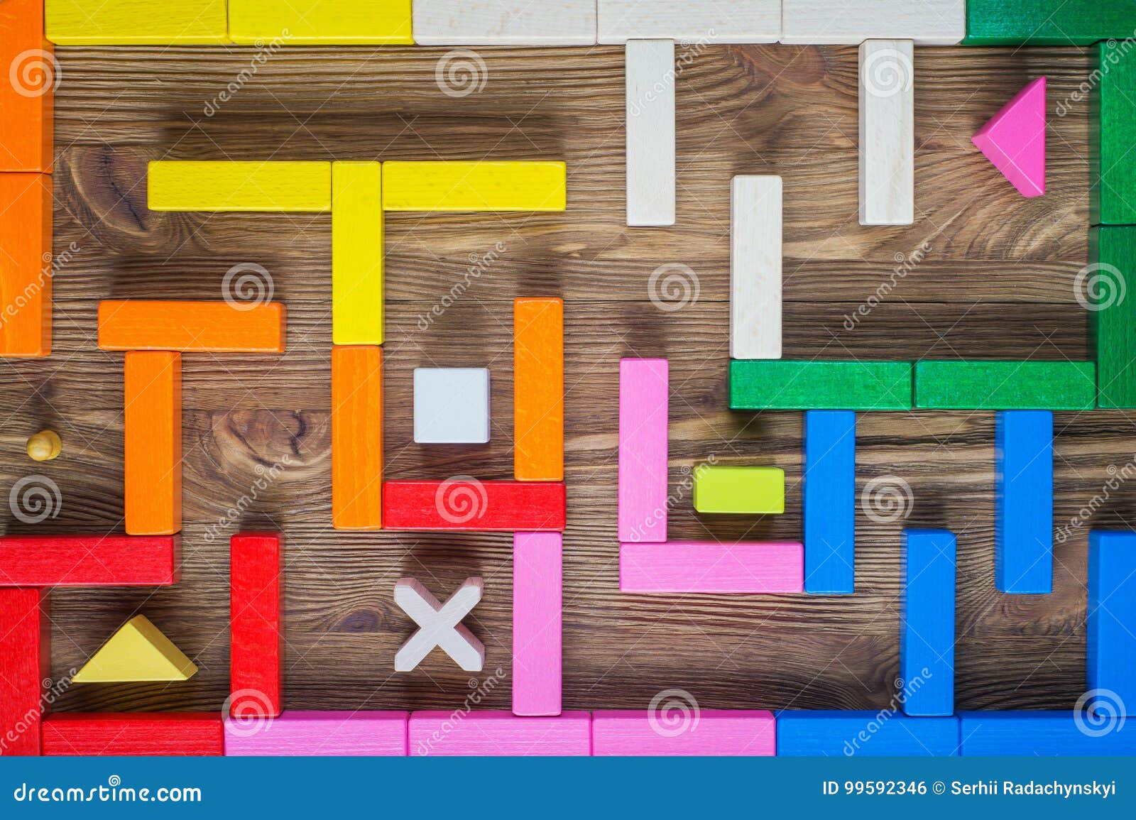 Laberinto De Bloques De Madera Coloridos Foto de archivo - Imagen de ...