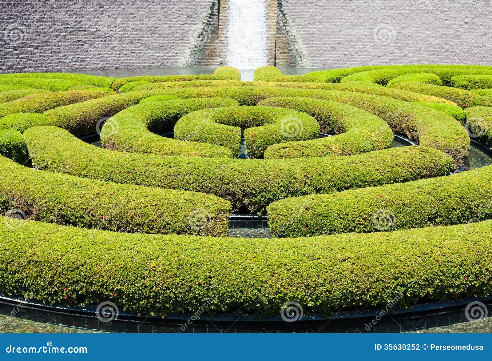 Laberinto del jardín foto de archivo. Imagen de formal - 35630252